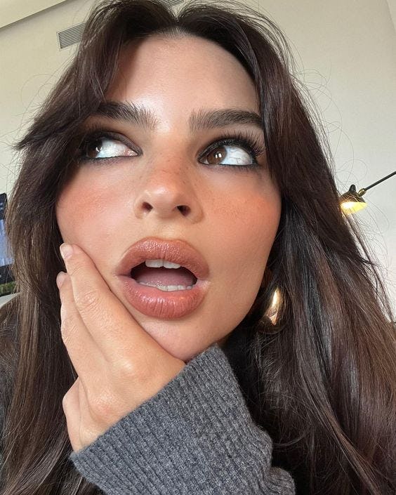 Emily Ratajkowski’s Beauty Routine Is All About A Sun-Kissed Glow