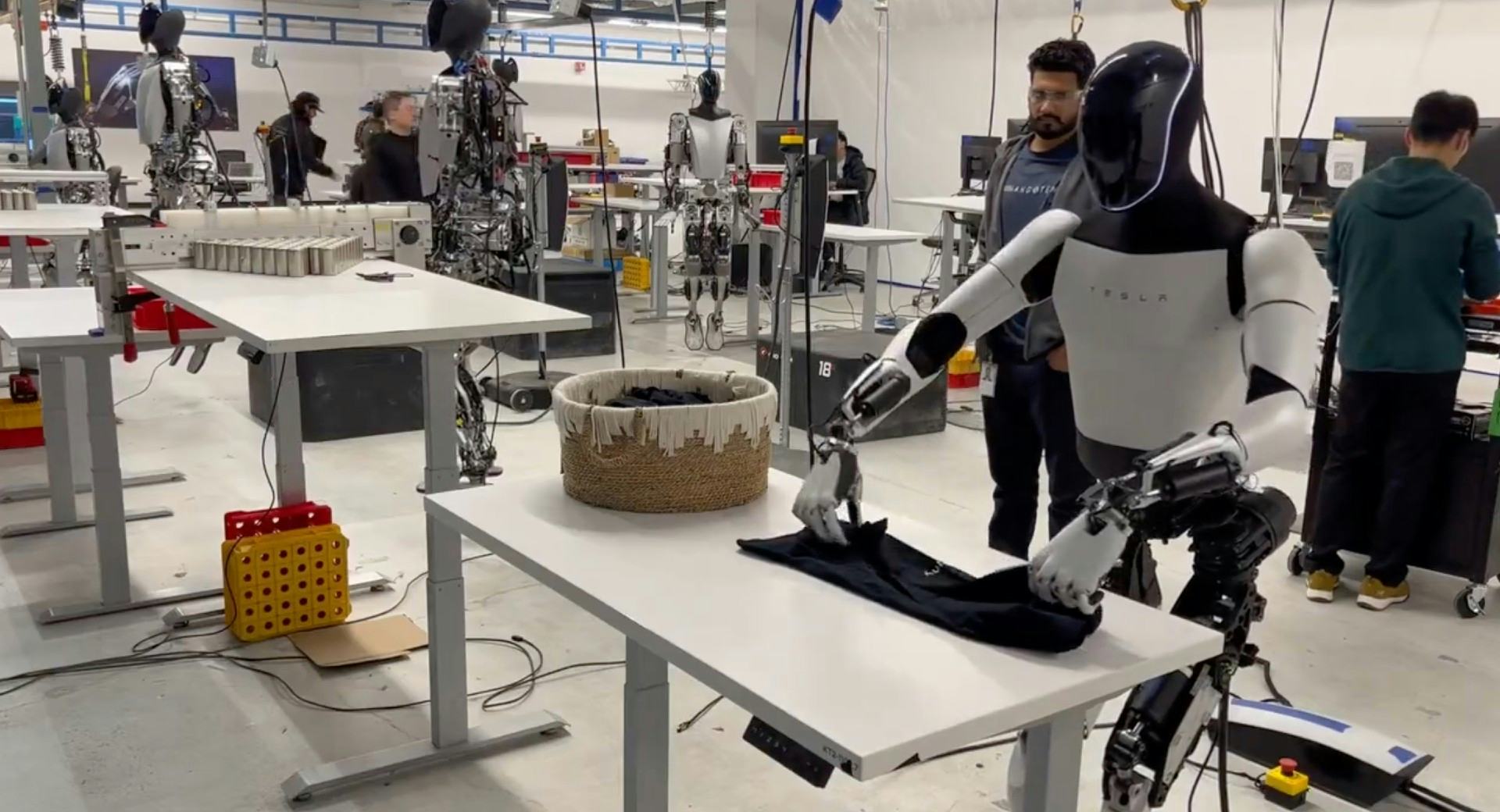 Tesla's Optimus Robot Can Slowly Fold Clothes Now