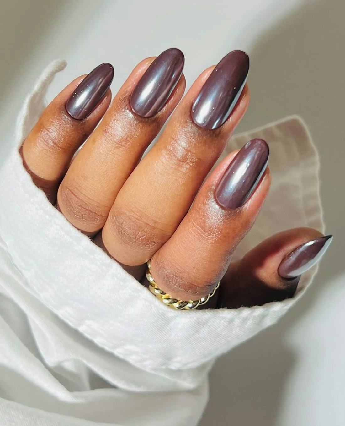 Neutral Chrome Nails Are 2024's Quintessential Minimalist Manicure