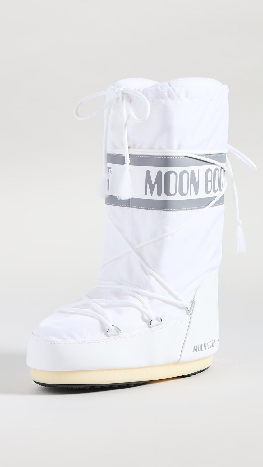 How To Wear Moon Boots: 6 Outfits To Try Now