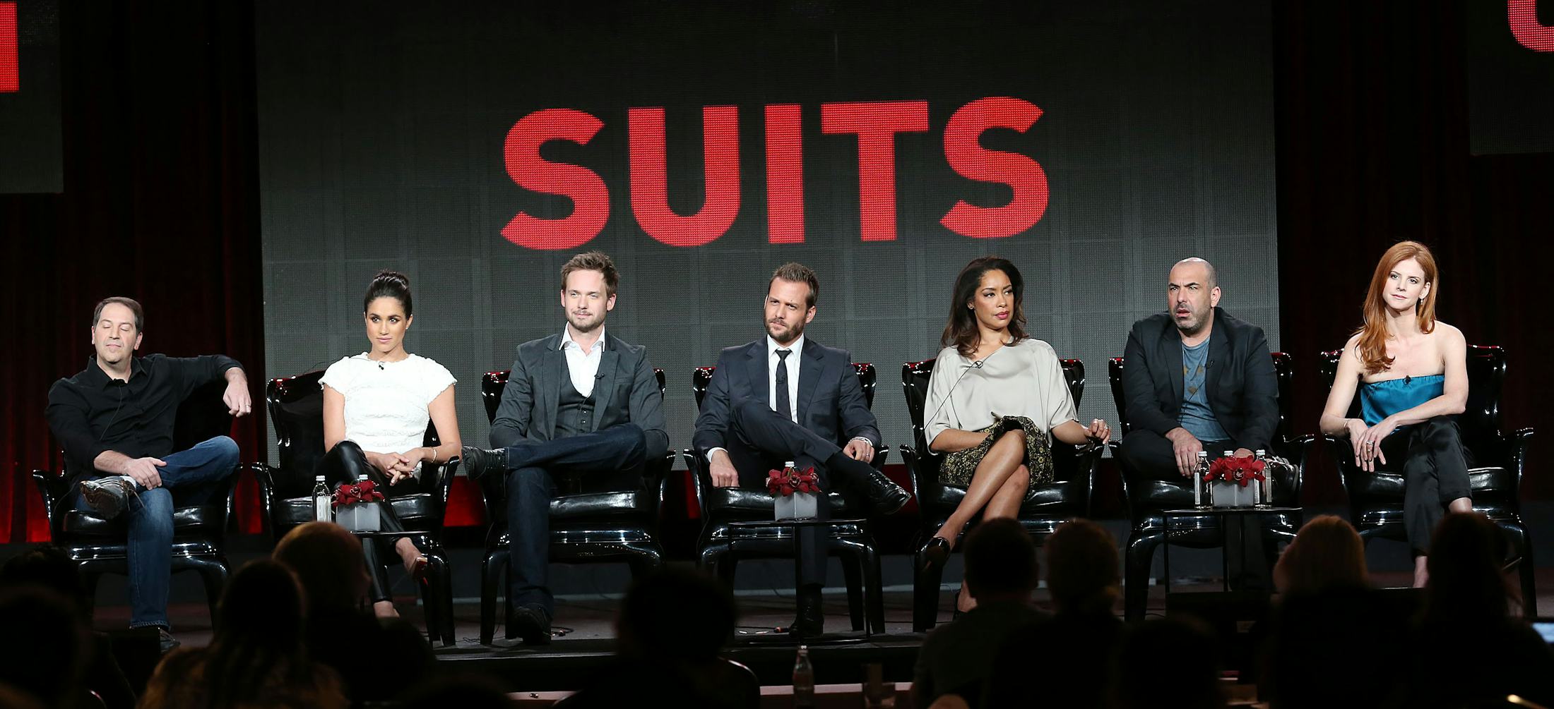 'Suits' Cast Reunion At The Golden Globe Awards Goes Viral