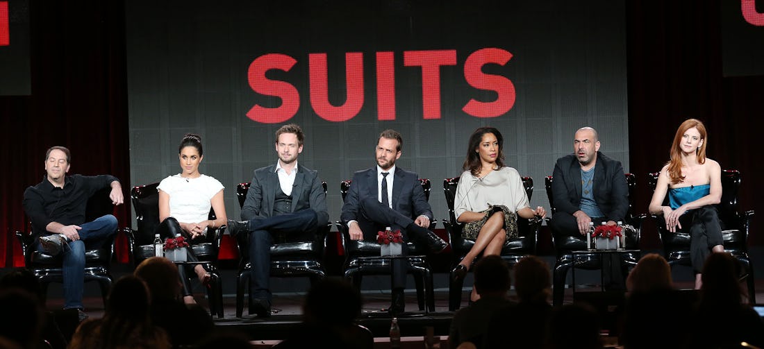 'Suits' Cast Reunion At The Golden Globe Awards Goes Viral