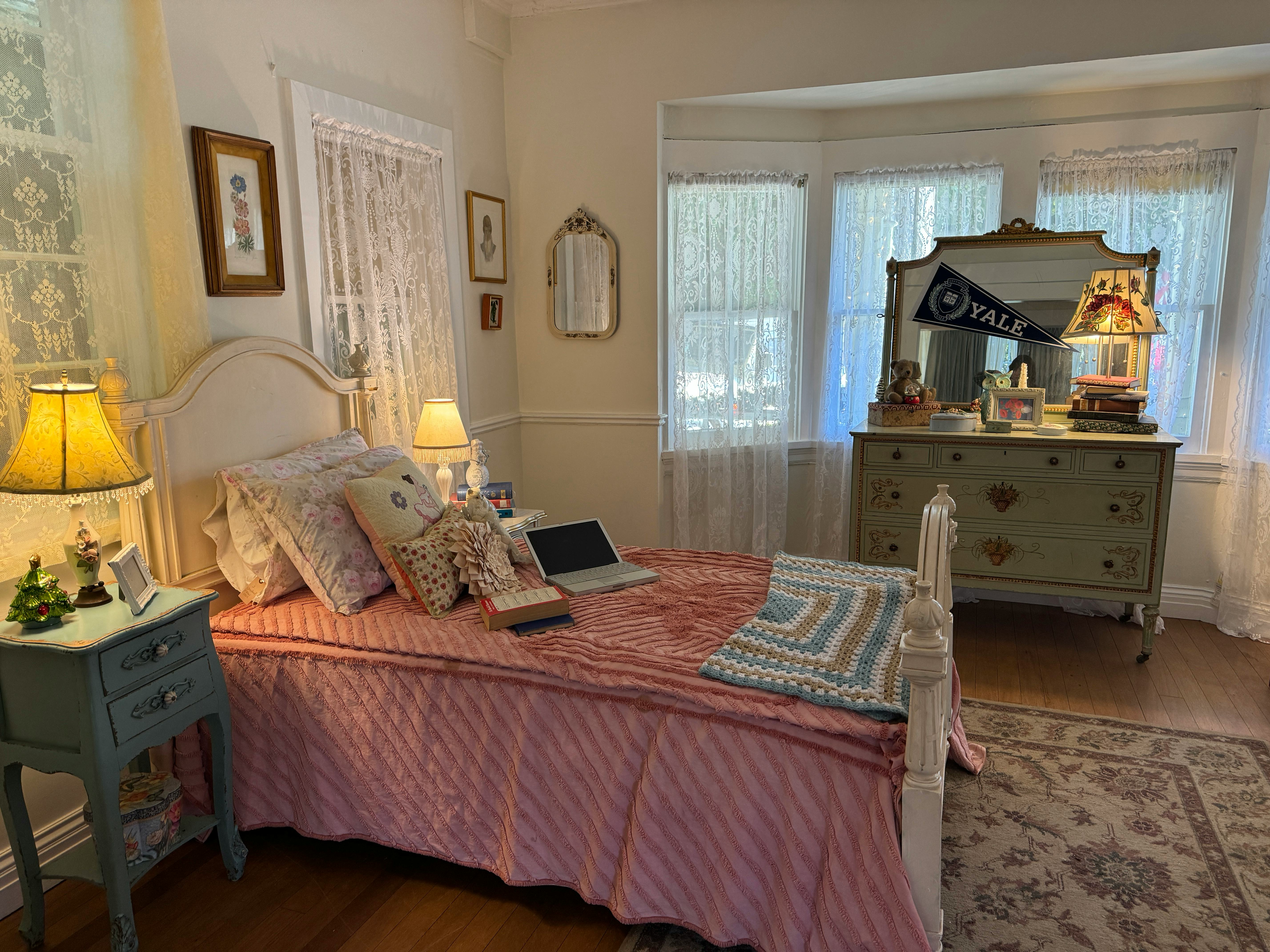 Warner Bros.' 'Gilmore Girls' Holiday Event Includes Luke's Diner