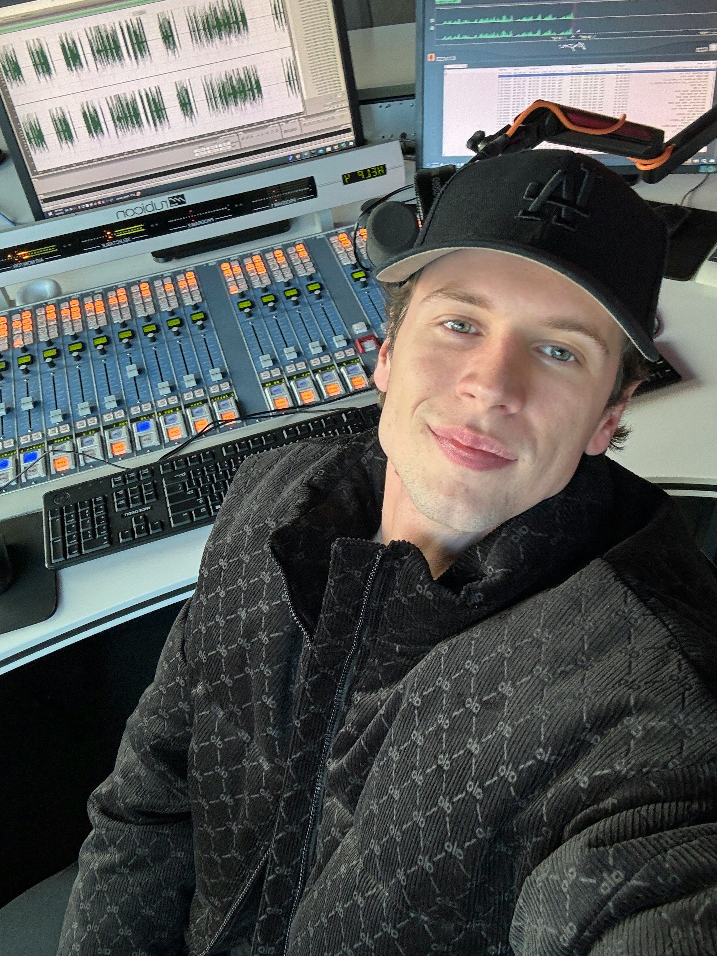 TikTok's Bru On His Phone Habits, 'Love Is Blind', & Oscars Prep