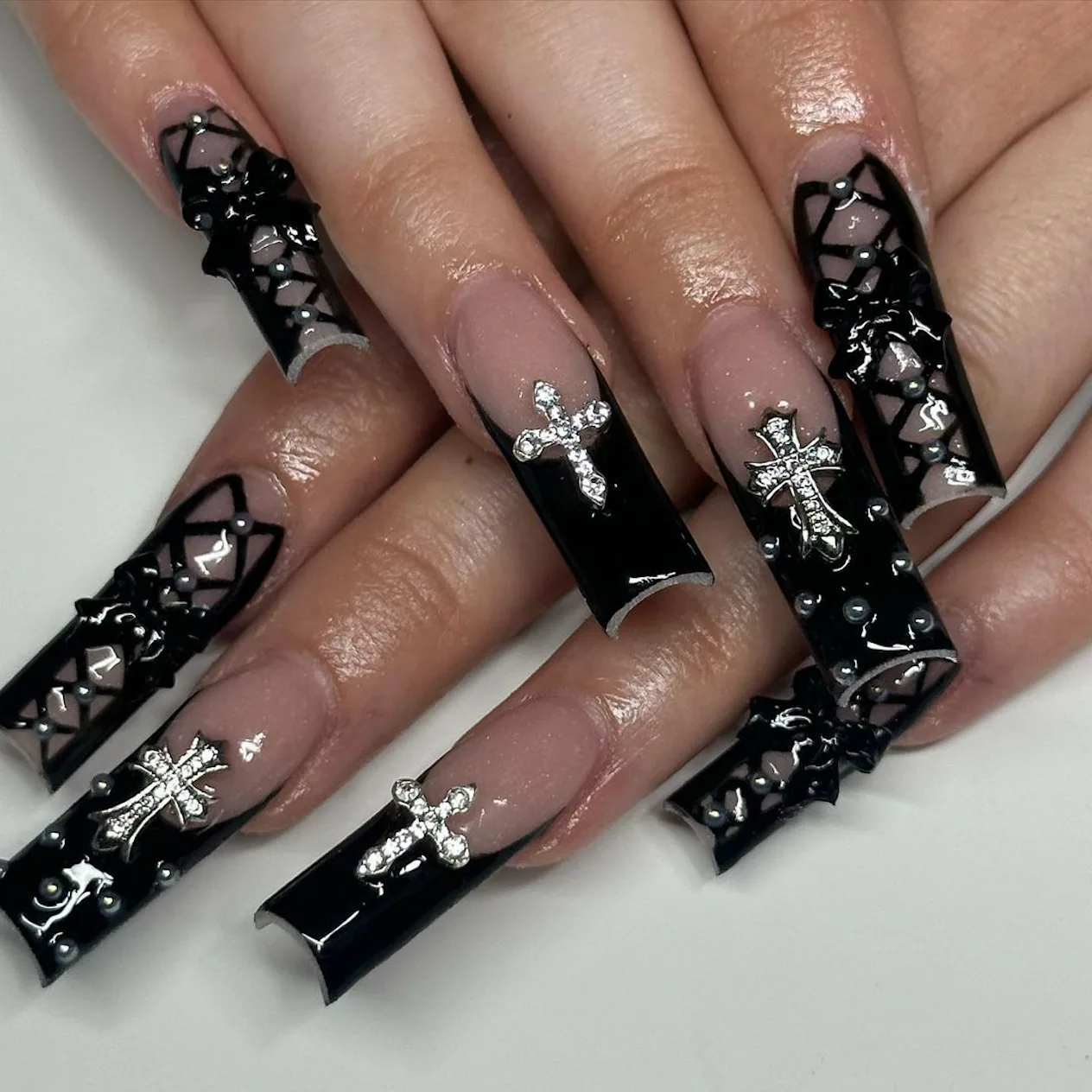 14 Grunge Nail Ideas That Serve Major ’90s Vibes