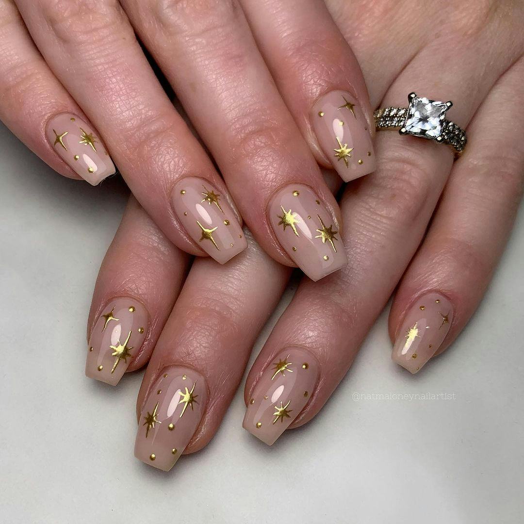 13 Gold Chrome Nail Designs That Are *So* Main Character-Coded