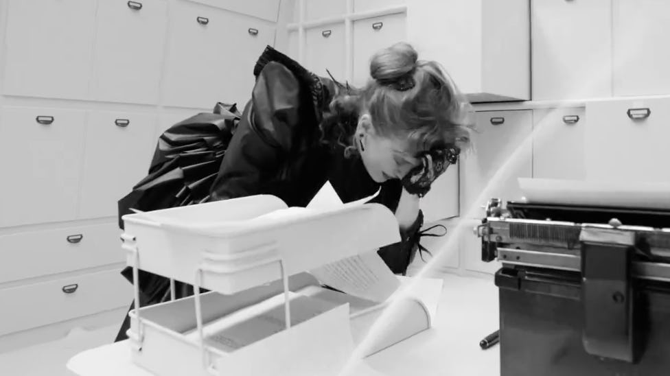 Taylor Swift's Skinny Brows Are More Than Just A Retro Motif