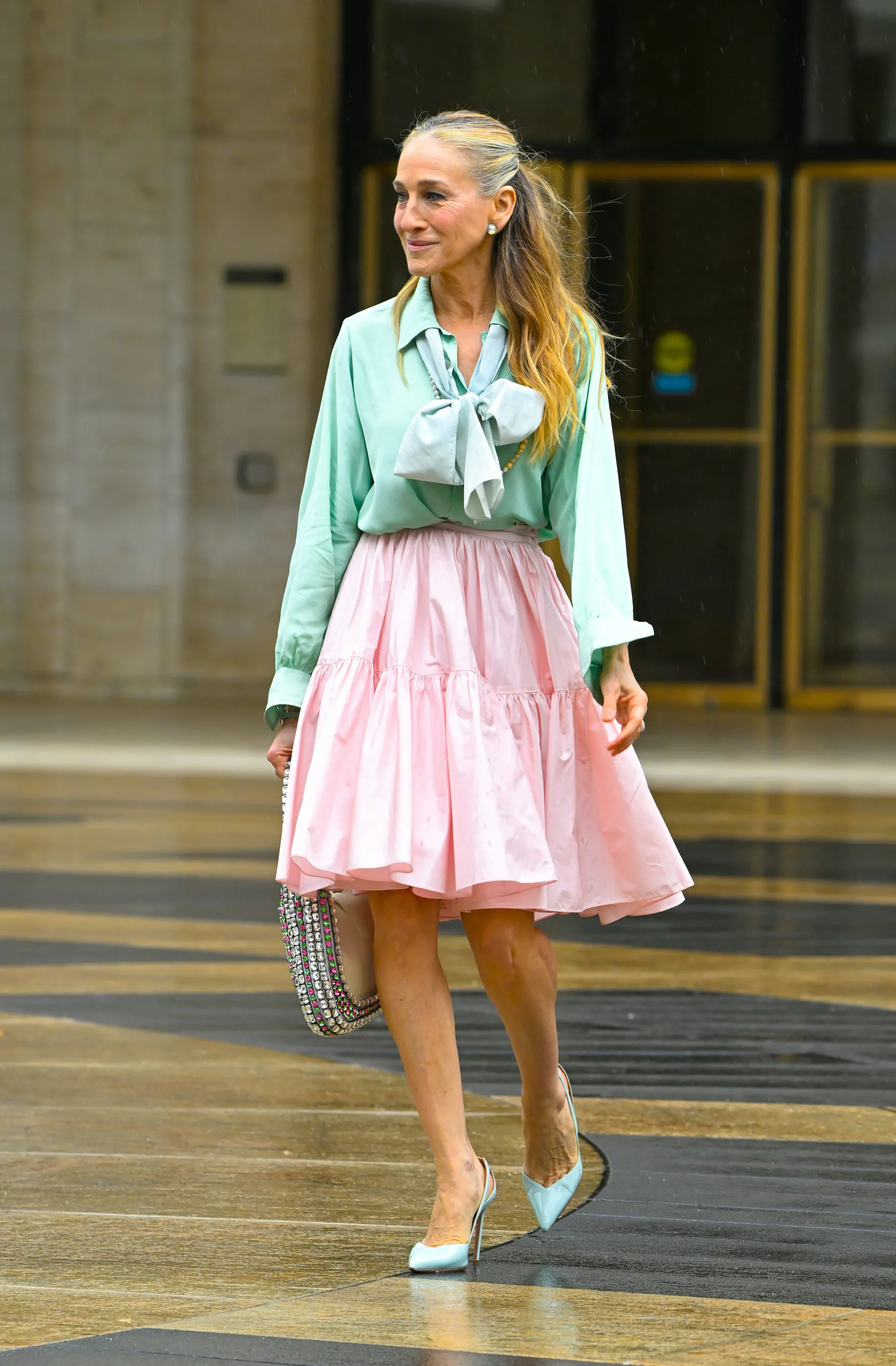 The First Look At Carrie Bradshaw's 'AJLT' Season 3 Style Does Not ...