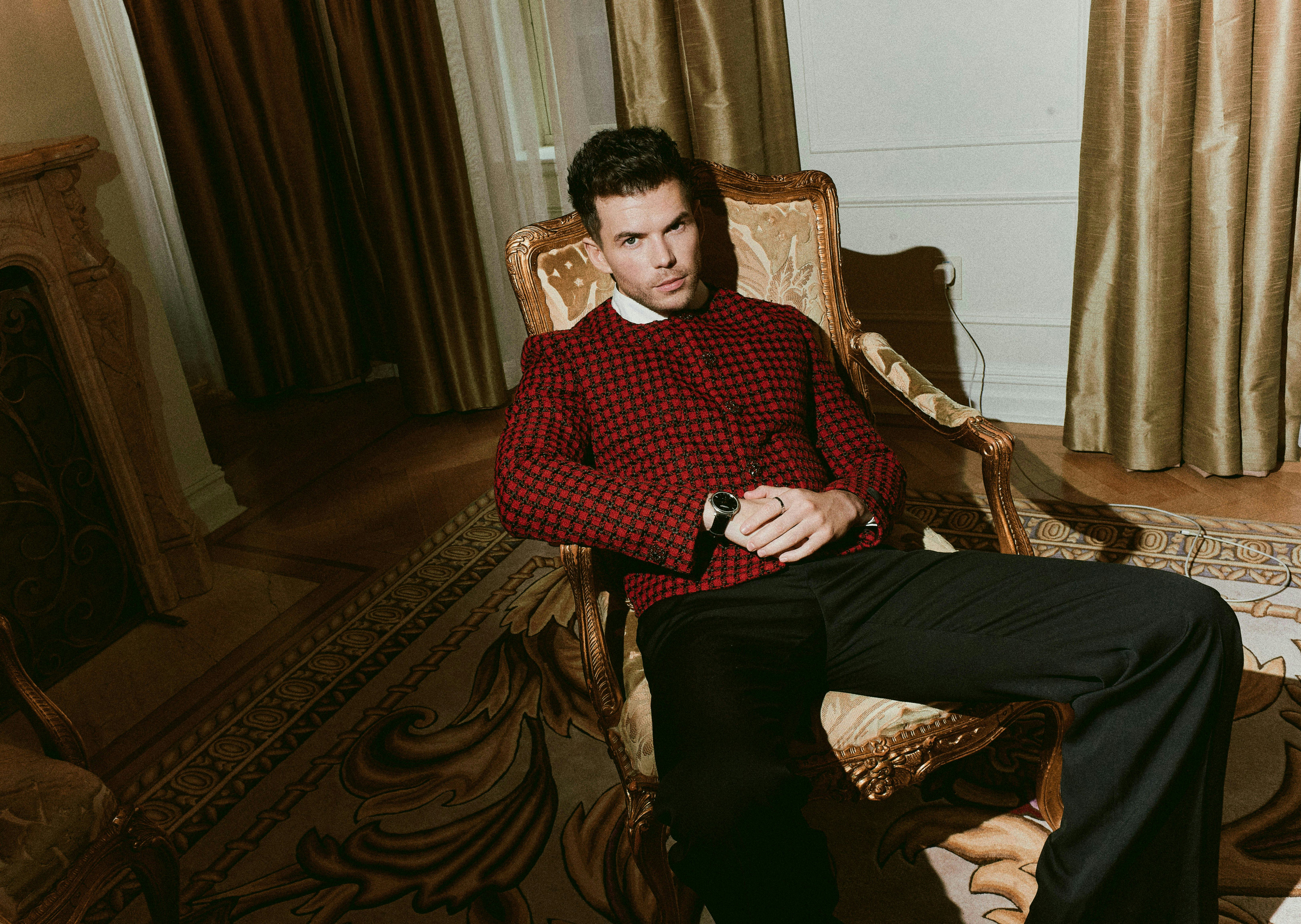 Luke Newton on Colin Bridgerton’s Glow-Up & Love Scenes With Nicola ...