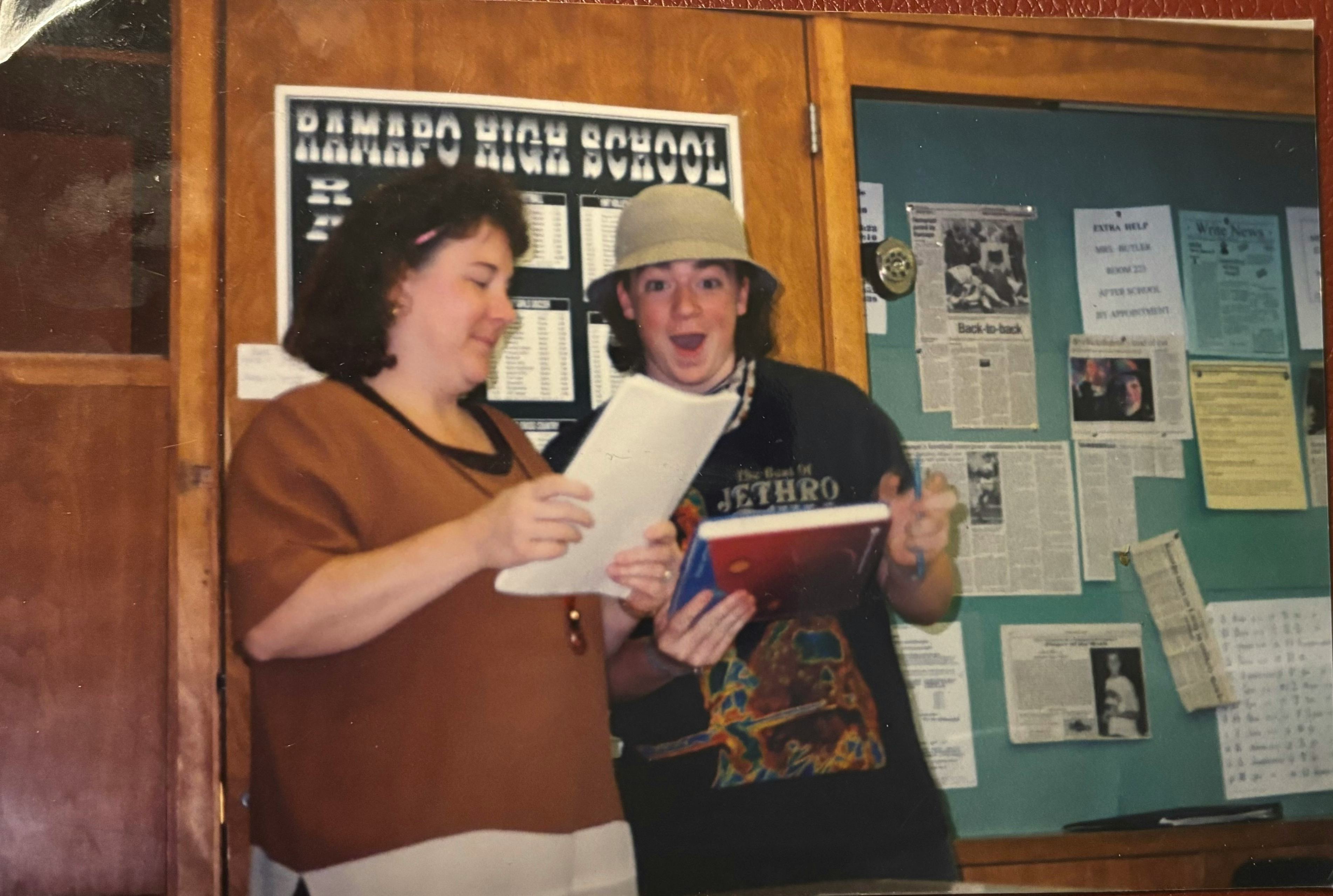 One Of Your Favorite '90s Child Stars Now Writes Romance Novels With ...