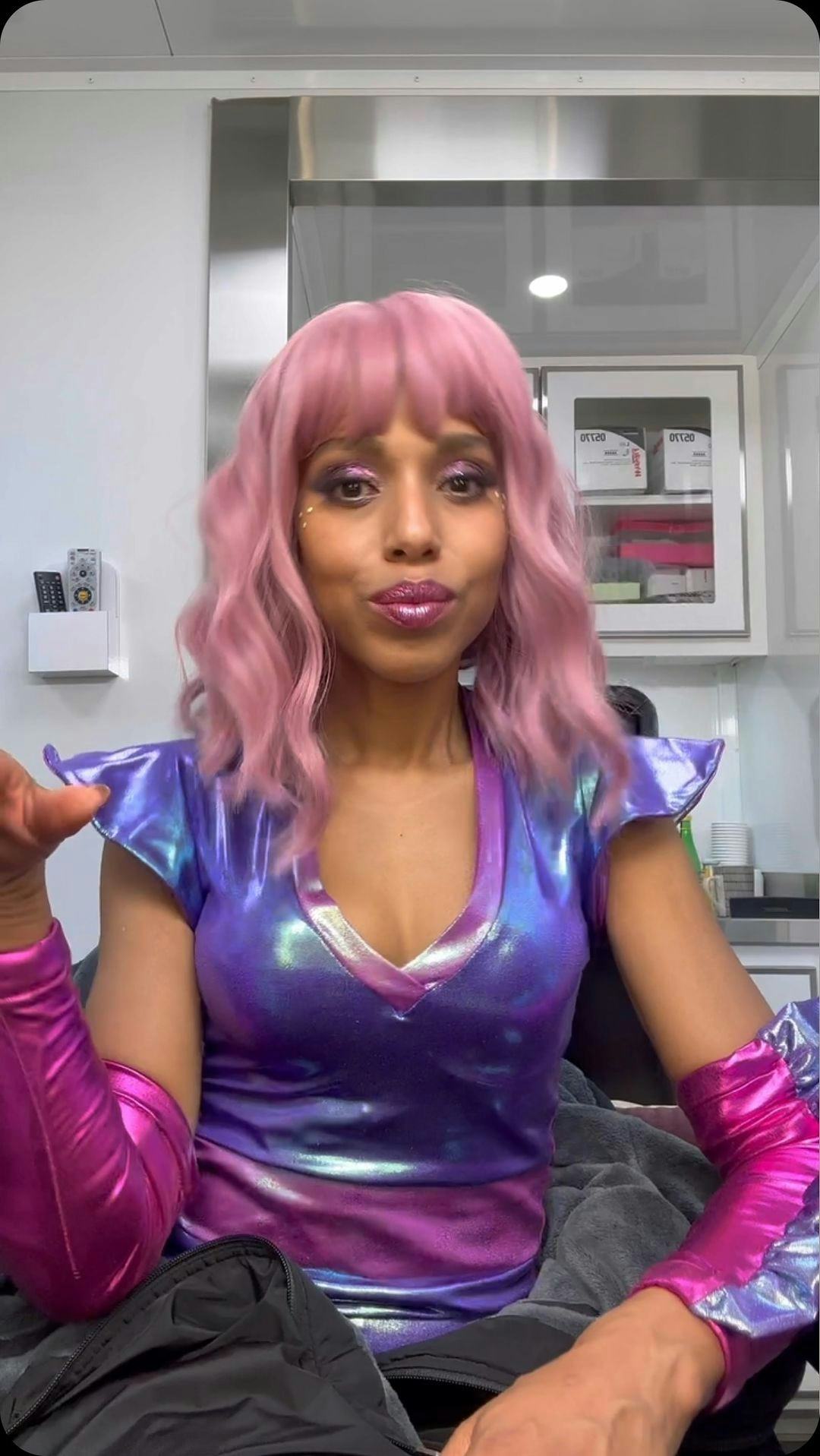 Kerry Washington's Bubblegum Pink Hair Matches Her Glitter Eyeshadow