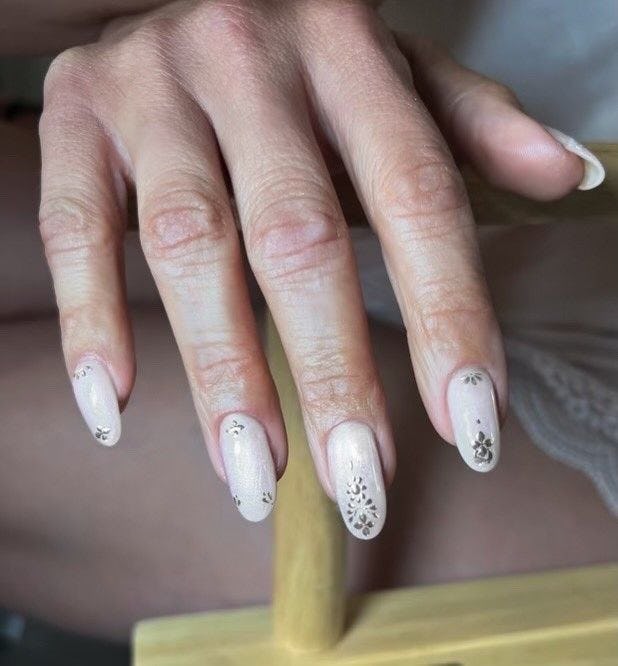 Jennifer Lopez's 'Bridgerton'-Themed Nails Are A Floral Masterpiece
