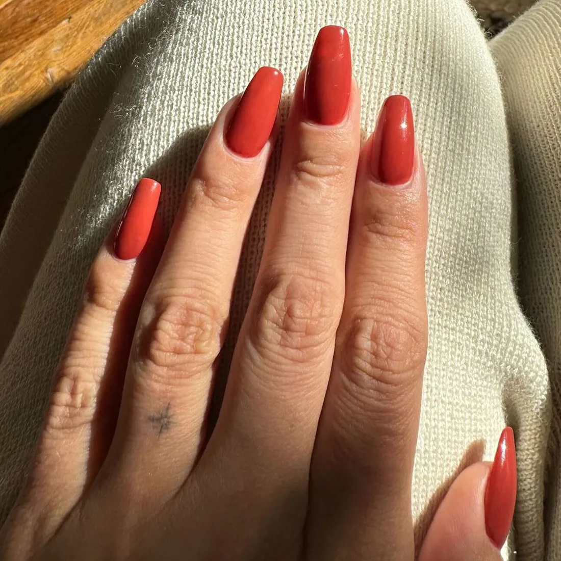 Selena Gomez's Brick Red Mani Proves Fall Is On The Way