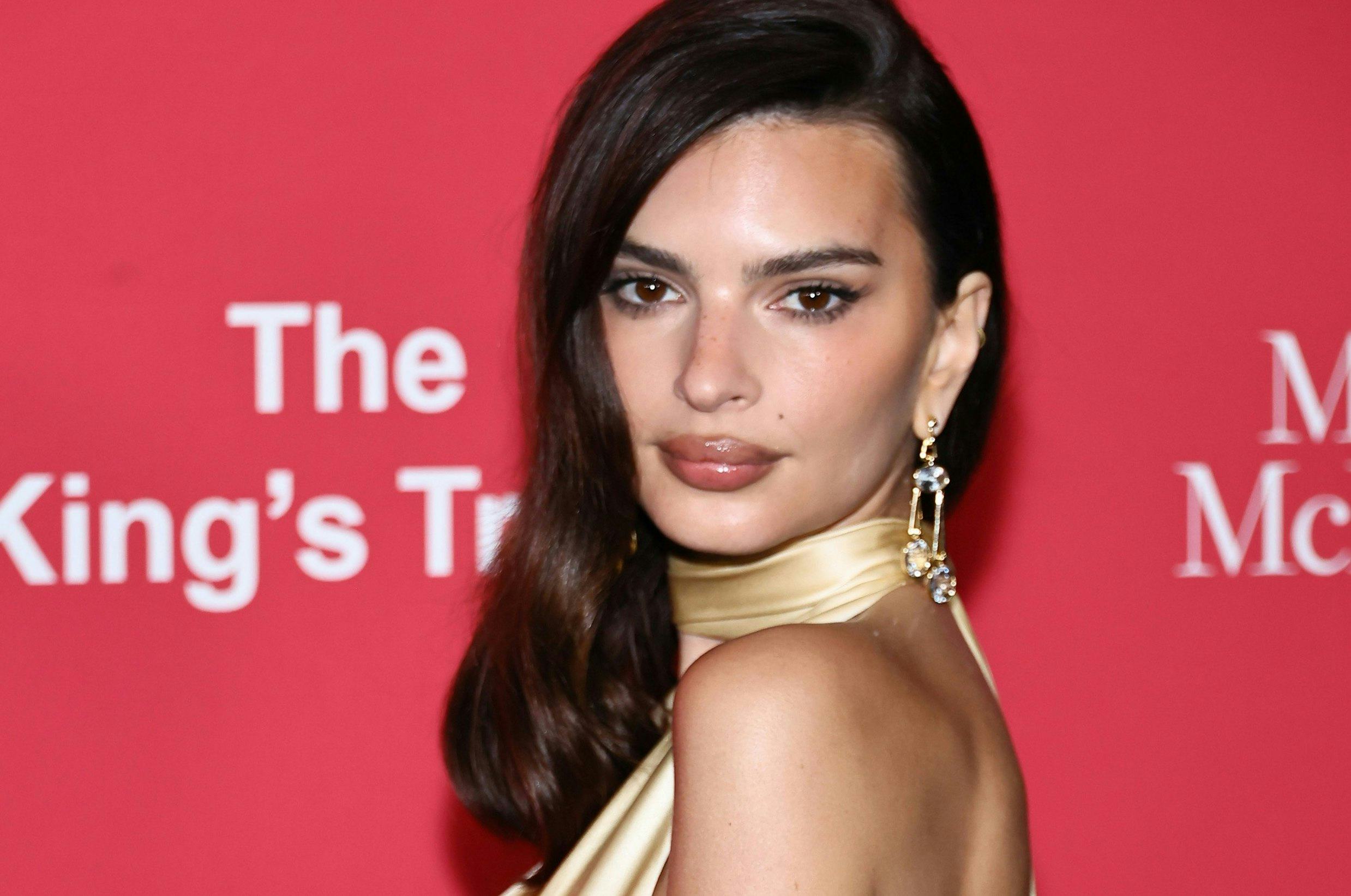 Emily Ratajkowski Is Reviving “Cheugy” Yoga Pants From The Early 2000s