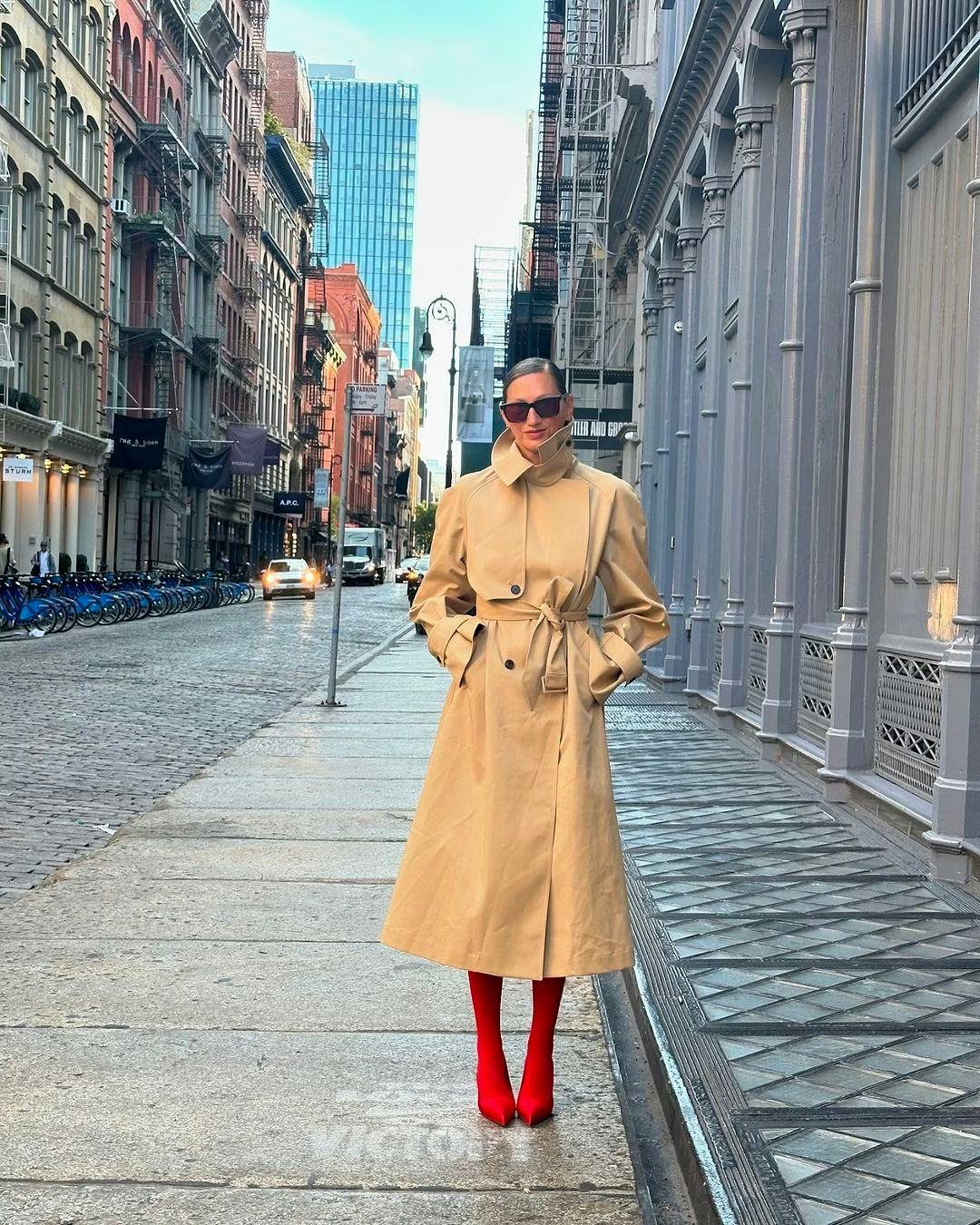 Jenna Lyons Wears Hailey Bieber's Favorite Styling Trick For Fashion Week