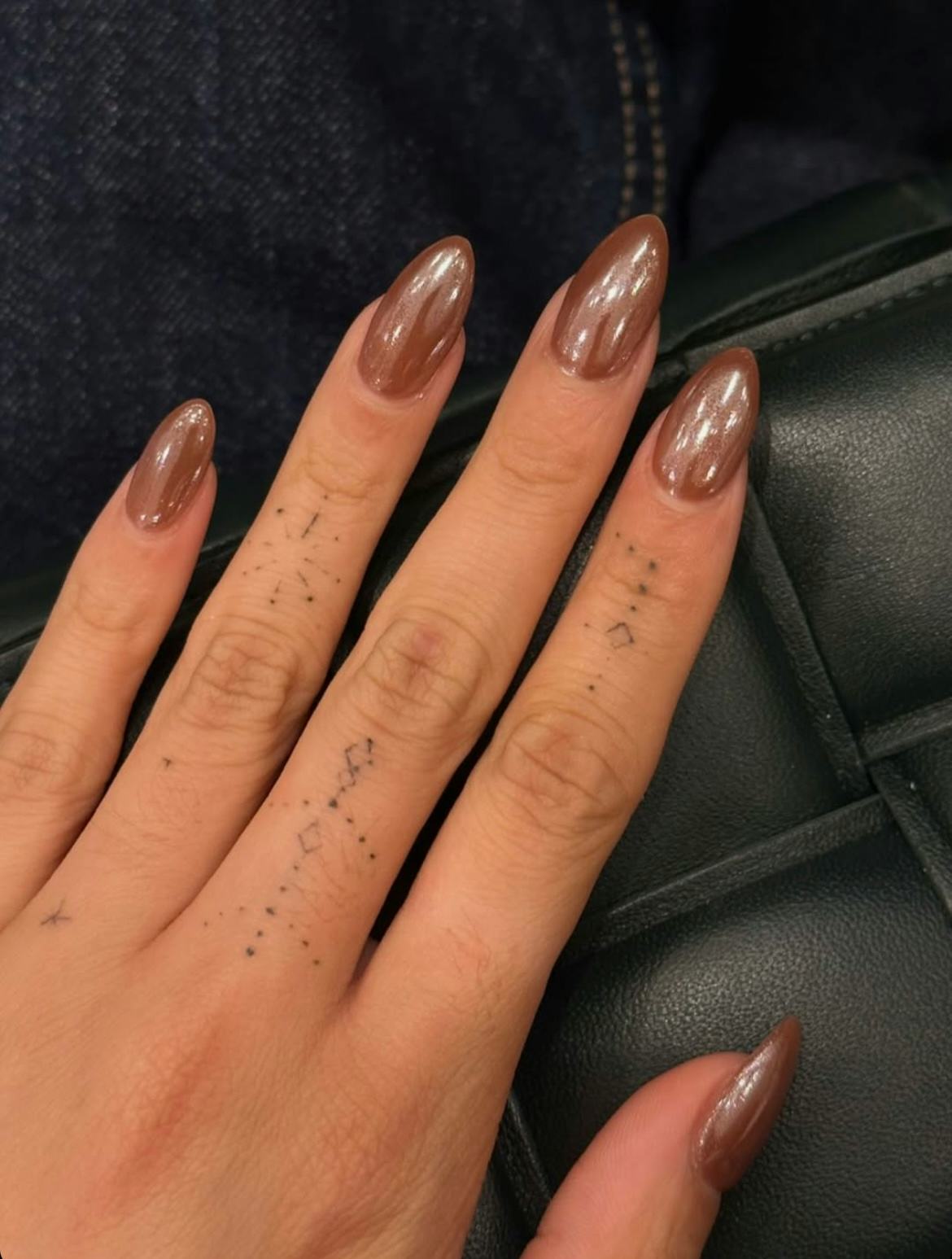 Τα “Toasted Nails” είναι το πιο κομψό manicure trend του φθινοπώρου