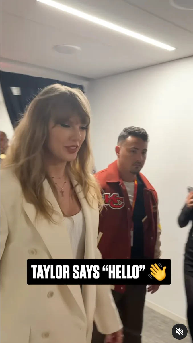 Taylor Swift Wore Her “T” Chain As A Necklace At The Super Bowl