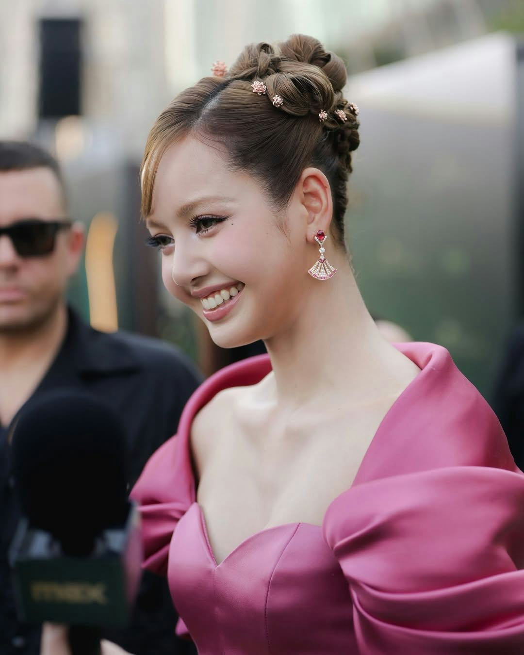 Lisa From BLACKPINK's Y2K Updo Was Embellished With Lotus Flowers
