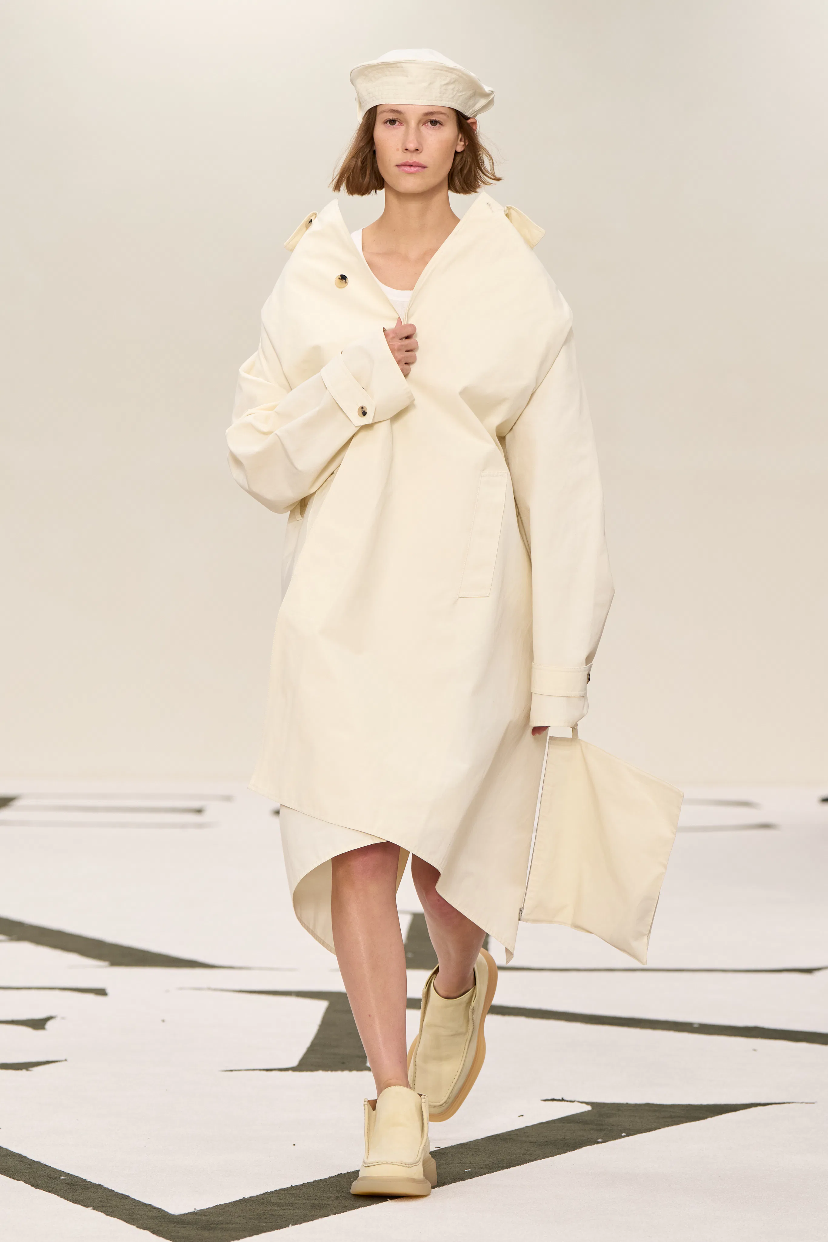 At Calvin Klein Fall 2025, Veronica Leoni Makes Minimalism Monumental
