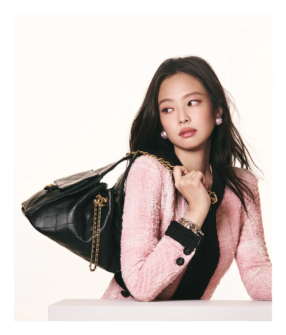 Jennie Joins Dua Lipa As A Chanel 25 Handbag Girl