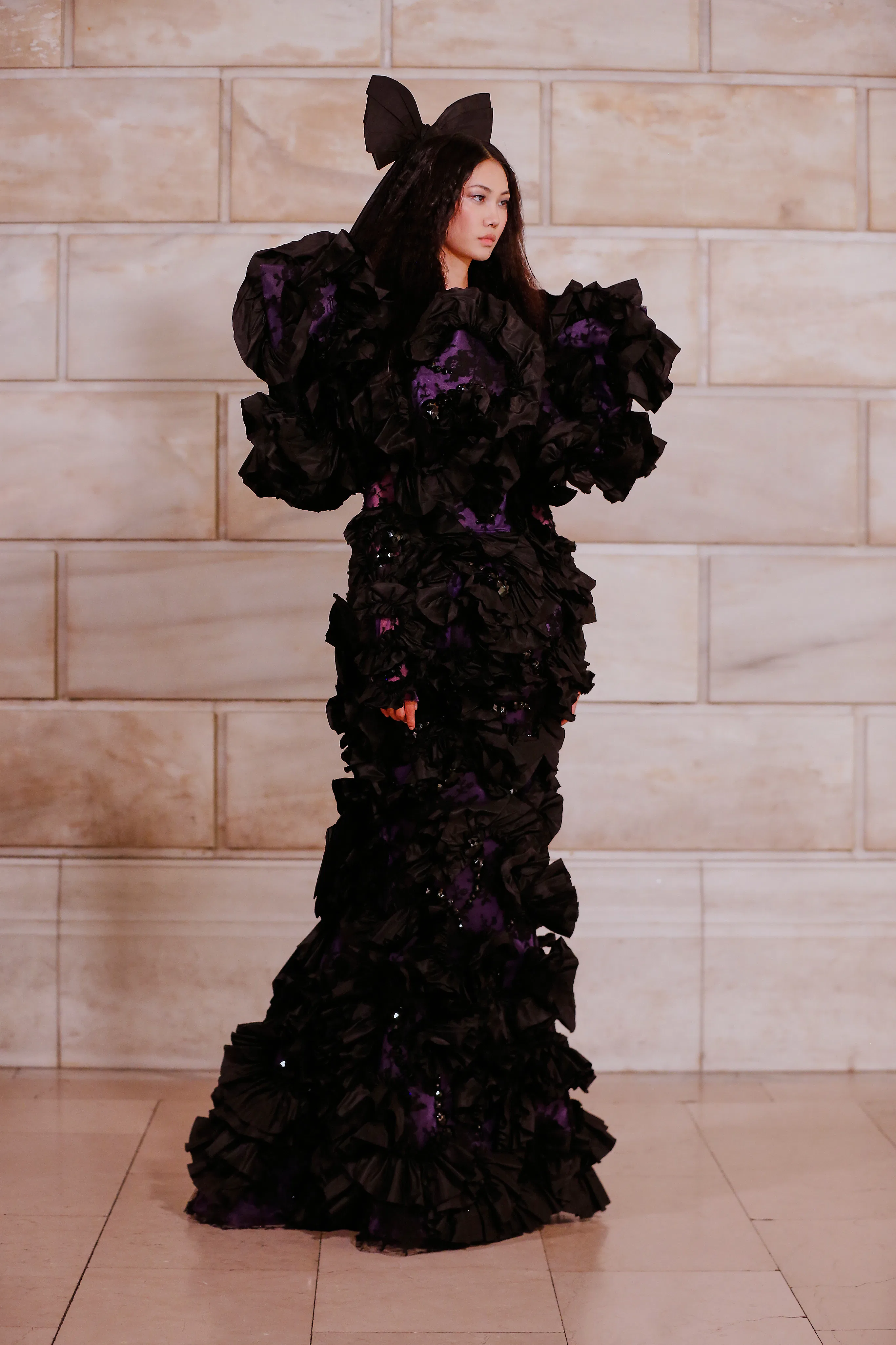 Marc Jacobs Blows Up Fall 2025 to Epic Proportions With Big Bows, Big ...