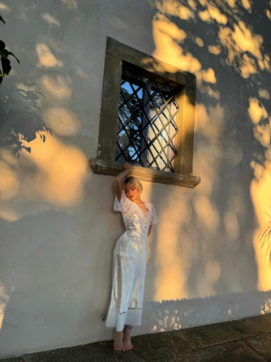 Sabrina Carpenter Wore A Risqué Backless Dress On Vacation