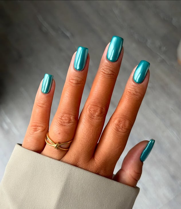 "Millennial Teal" Nails Are Back From The 2010s