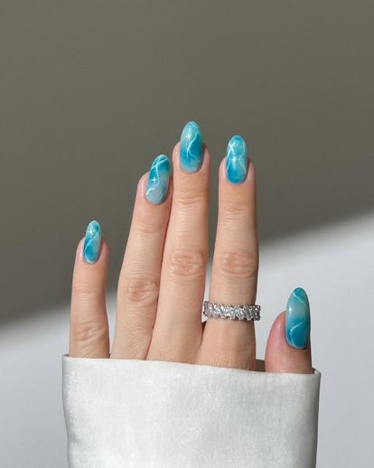 "Millennial Teal" Nails Are Back From The 2010s