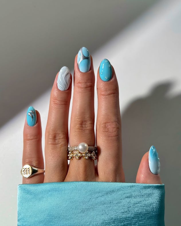 "Millennial Teal" Nails Are Back From The 2010s