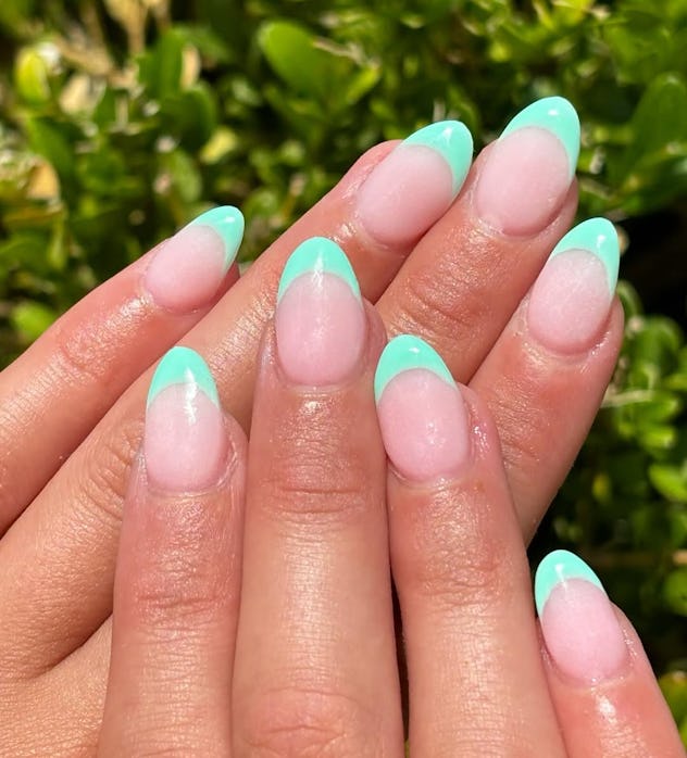 "Millennial Teal" Nails Are Back From The 2010s