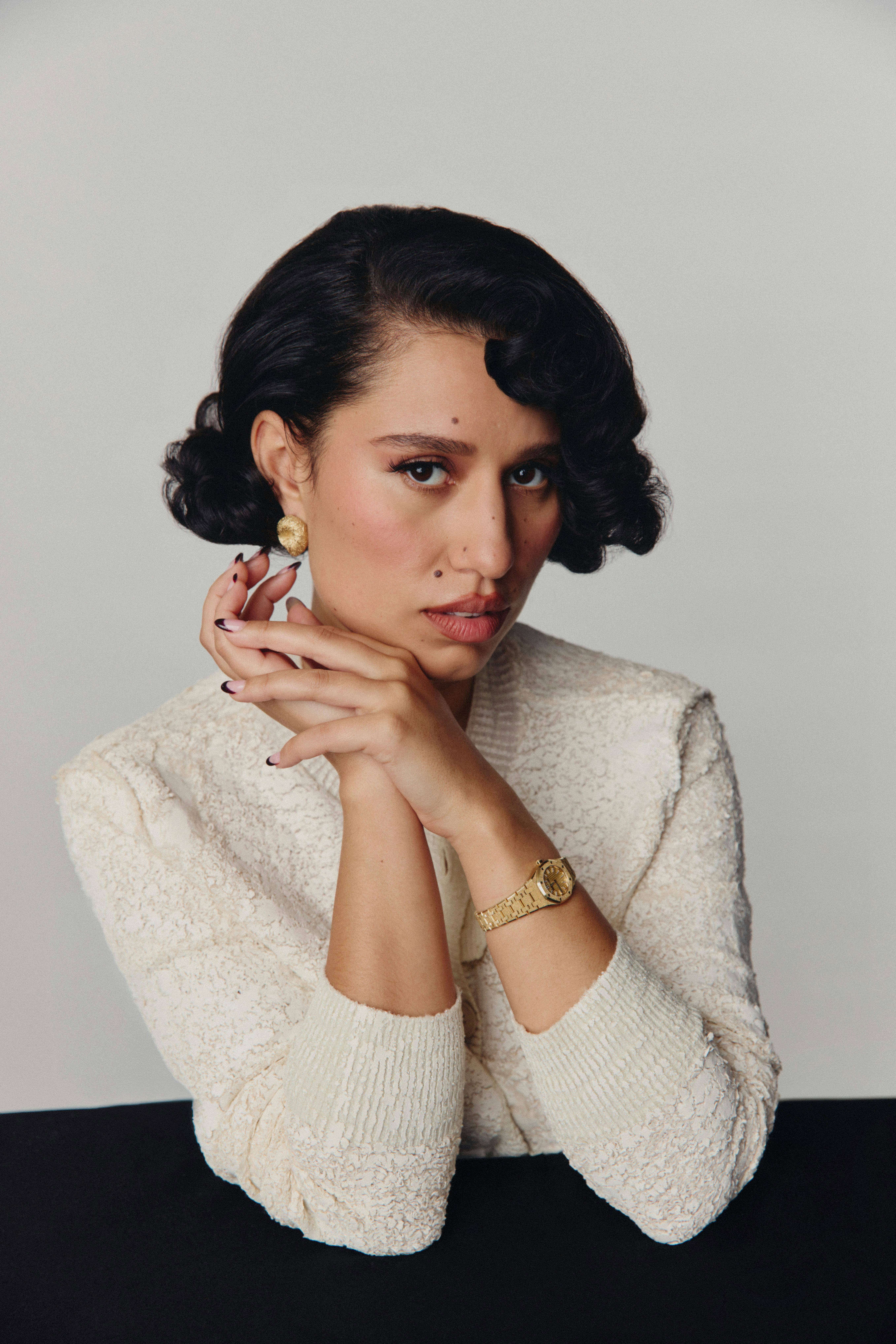 Raye Talks ‘Suzanne,’ Mark Ronson, and Her Love of Bobs