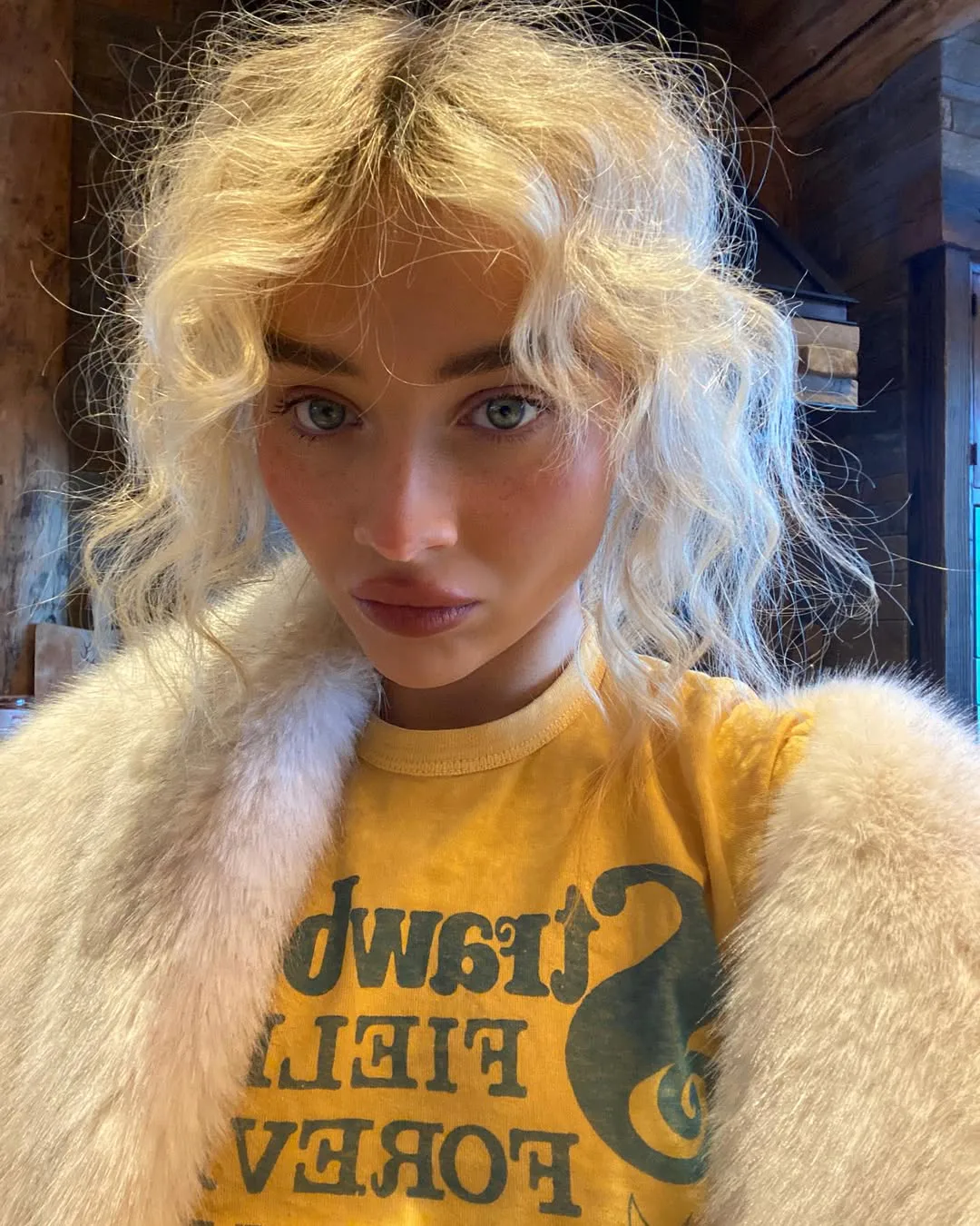 The "Cloud Curls" Hair Trend Embraces Frizz & Volume