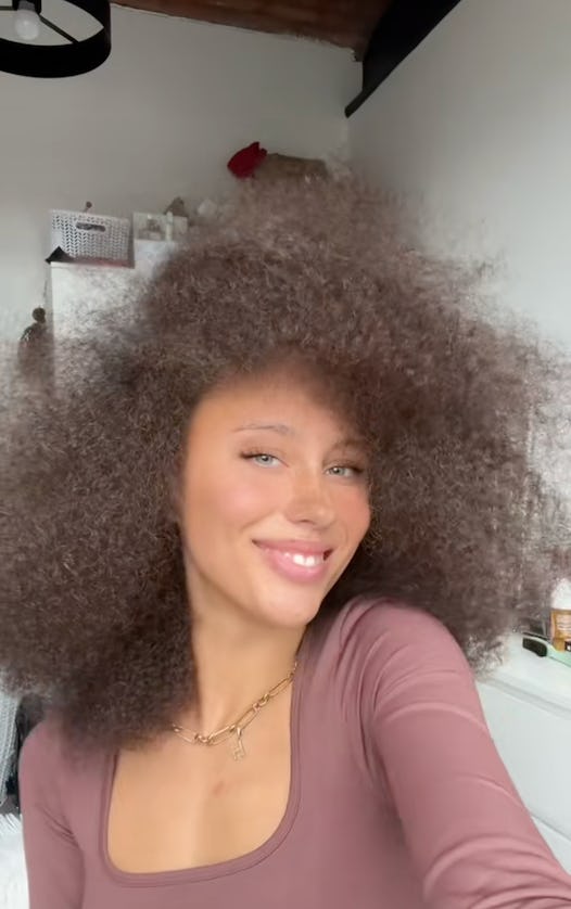 The "Cloud Curls" Hair Trend Embraces Frizz & Volume