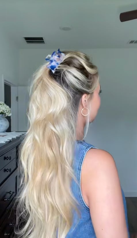 TikTok's "Chelsea Parke" Claw Clip Trend Serves Cool "IDC" Energy