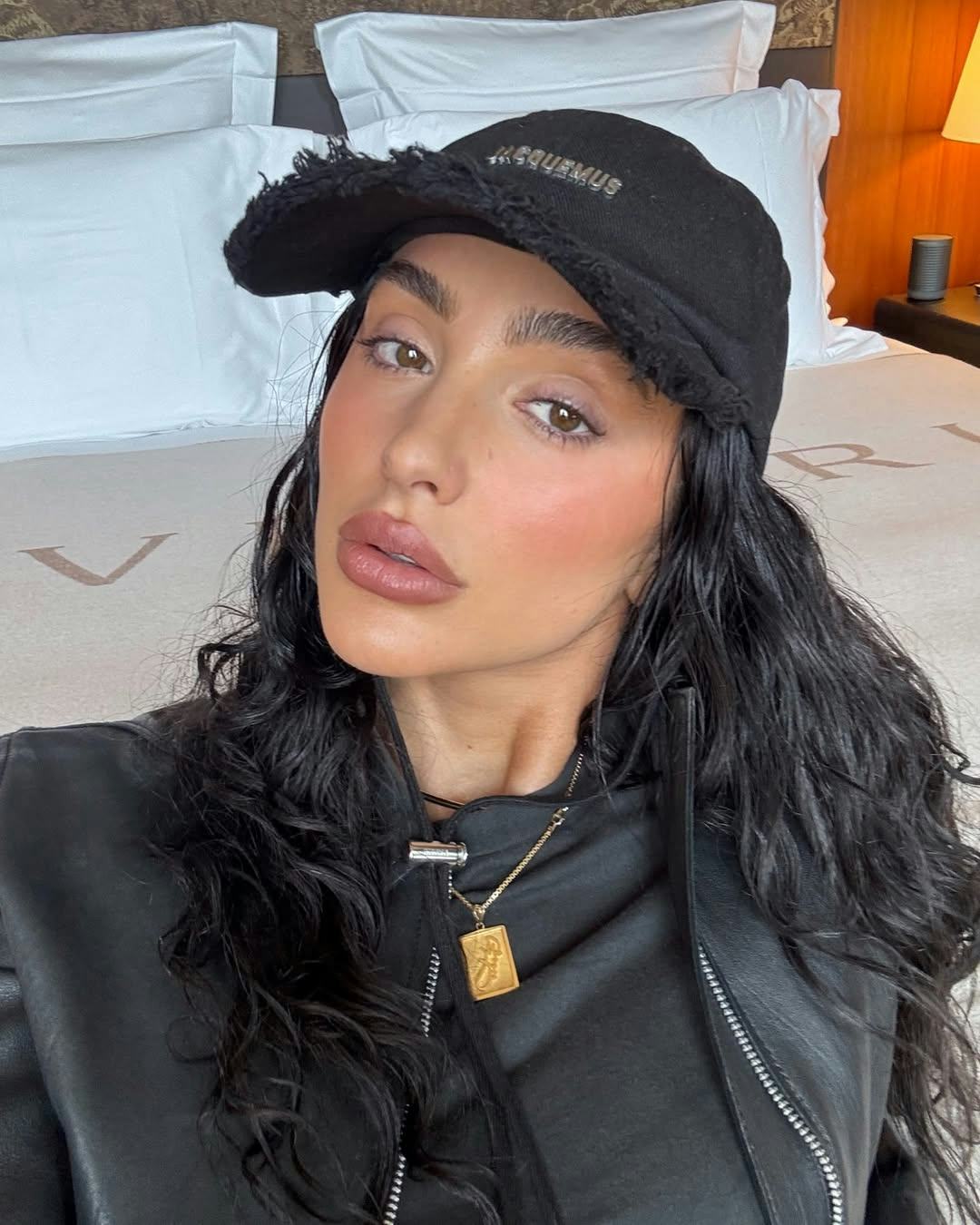 Ash K Holm's Beauty Routine Includes Face Oil & Eye Makeup