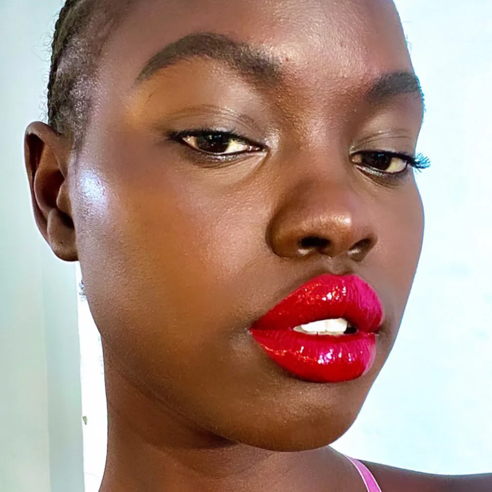 "Micro Eyeliner" Is Fall 2025’s Minimalist-Chic Makeup Trend