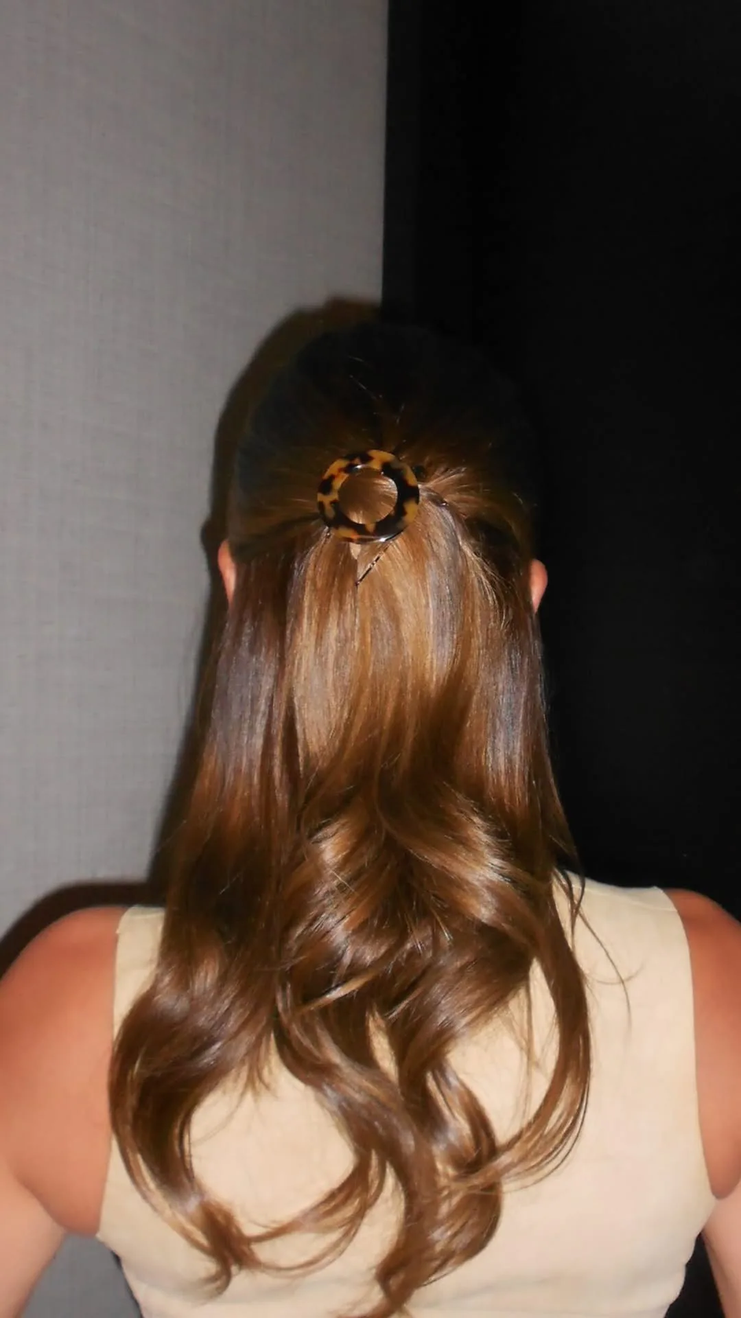 Hailey Bieber's Circle Hair Clip Is Serving Rich ’90s Girl Energy