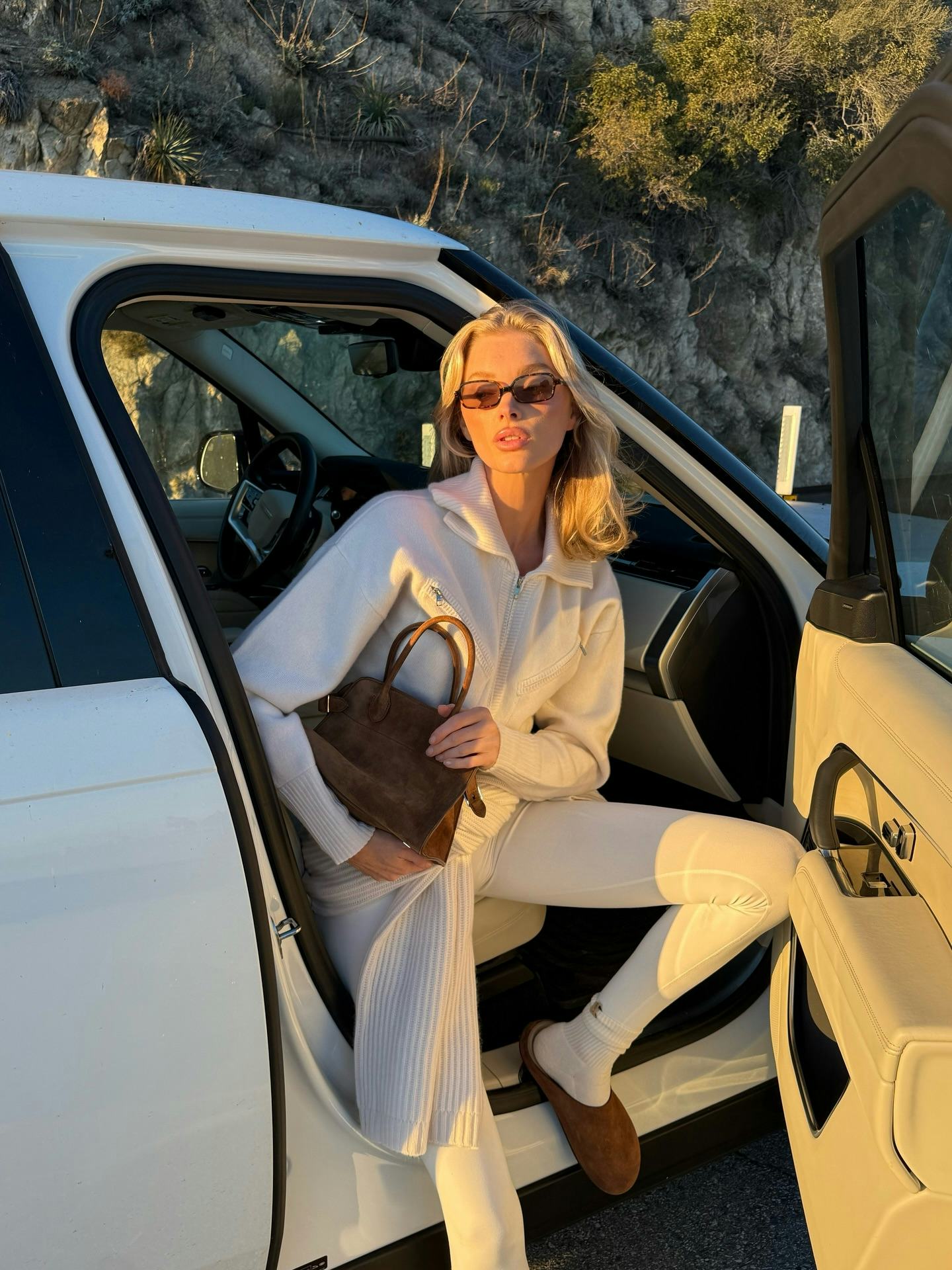 Elsa Hosk’s Wintry White ‘Fit Revived A Millennial-Fave Pants Style