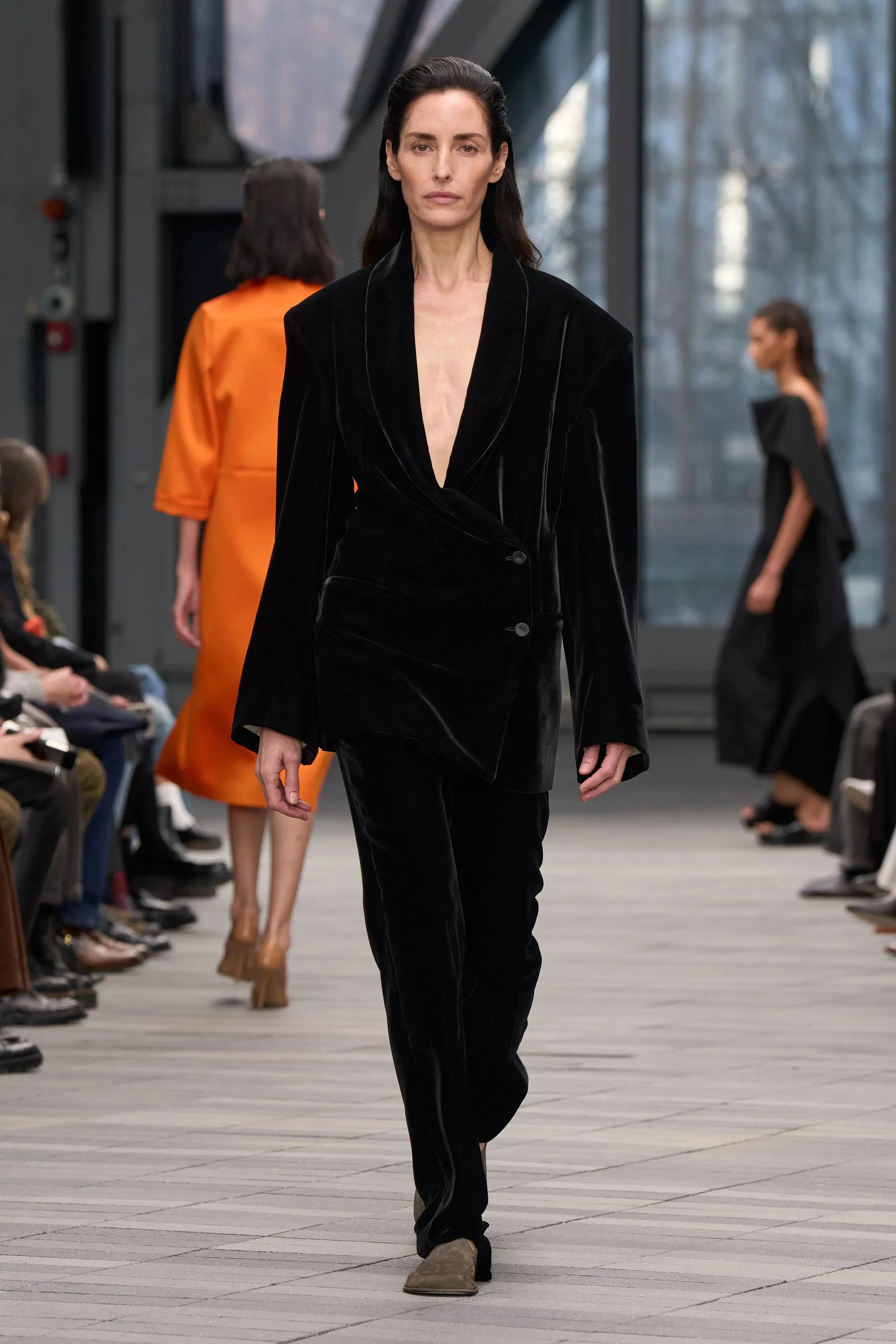 "Helmet Hair" Is The Elevated Slick-Back Hairstyle To Try This Spring