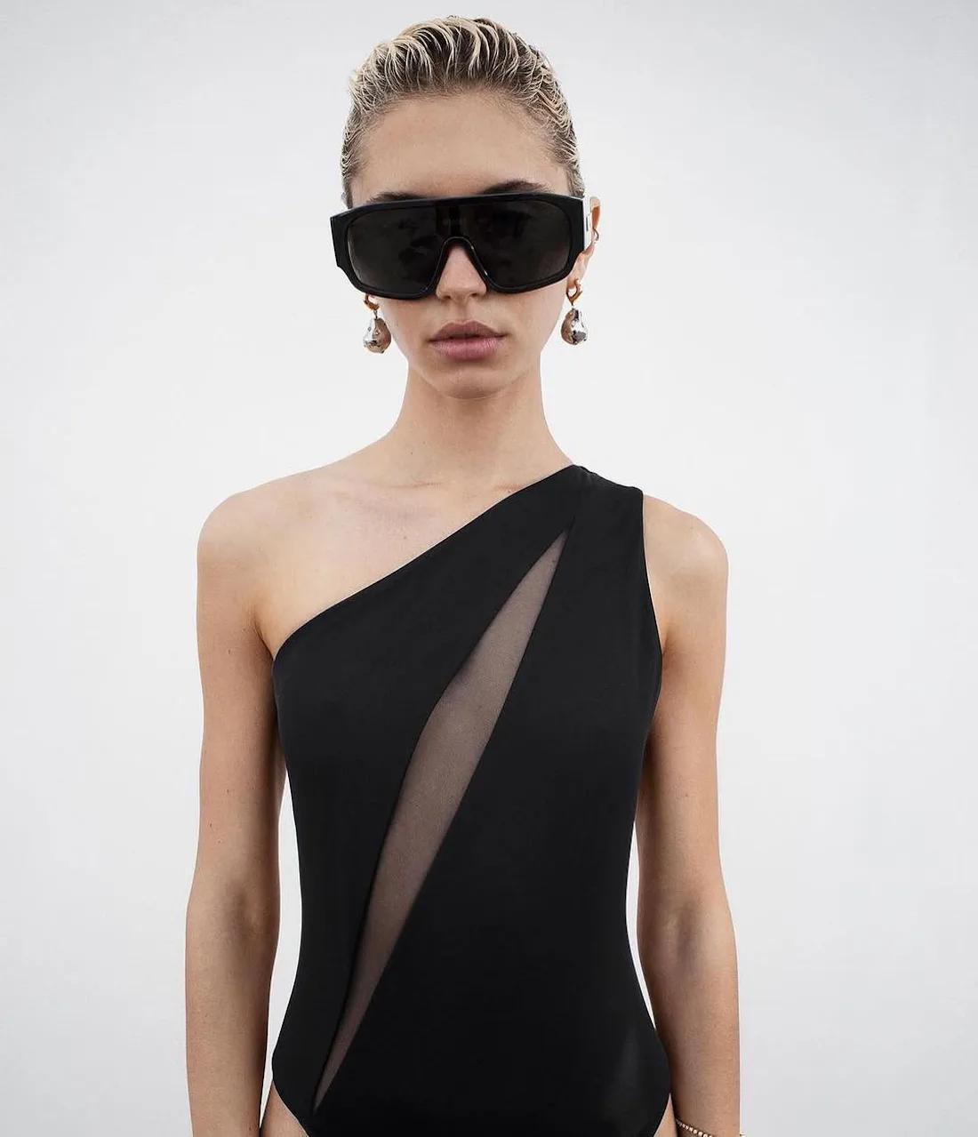 "Helmet Hair" Is The Elevated Slick-Back Hairstyle To Try This Spring