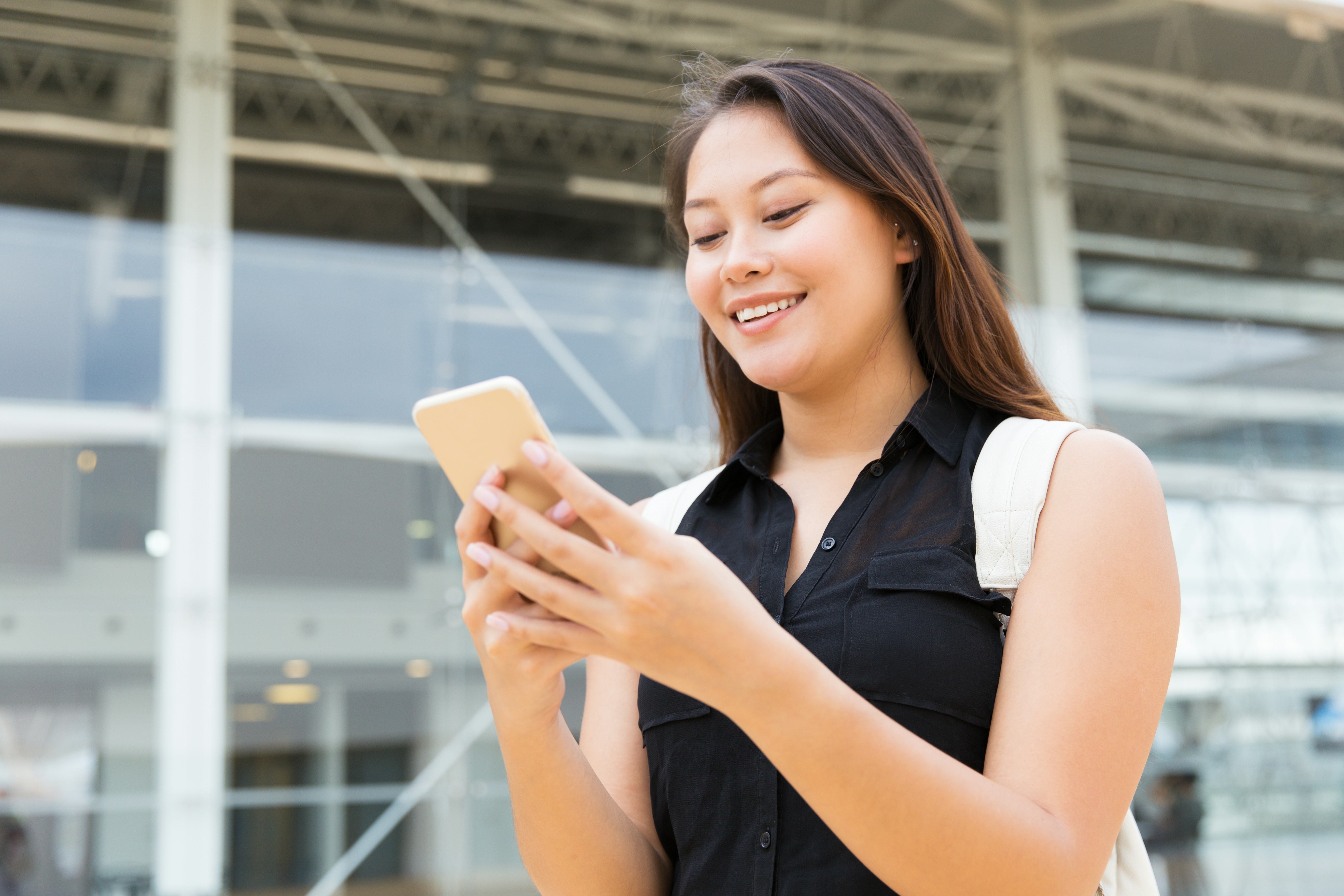 15 Texts To Send Your Partner's Mom That’ll Help You Bond