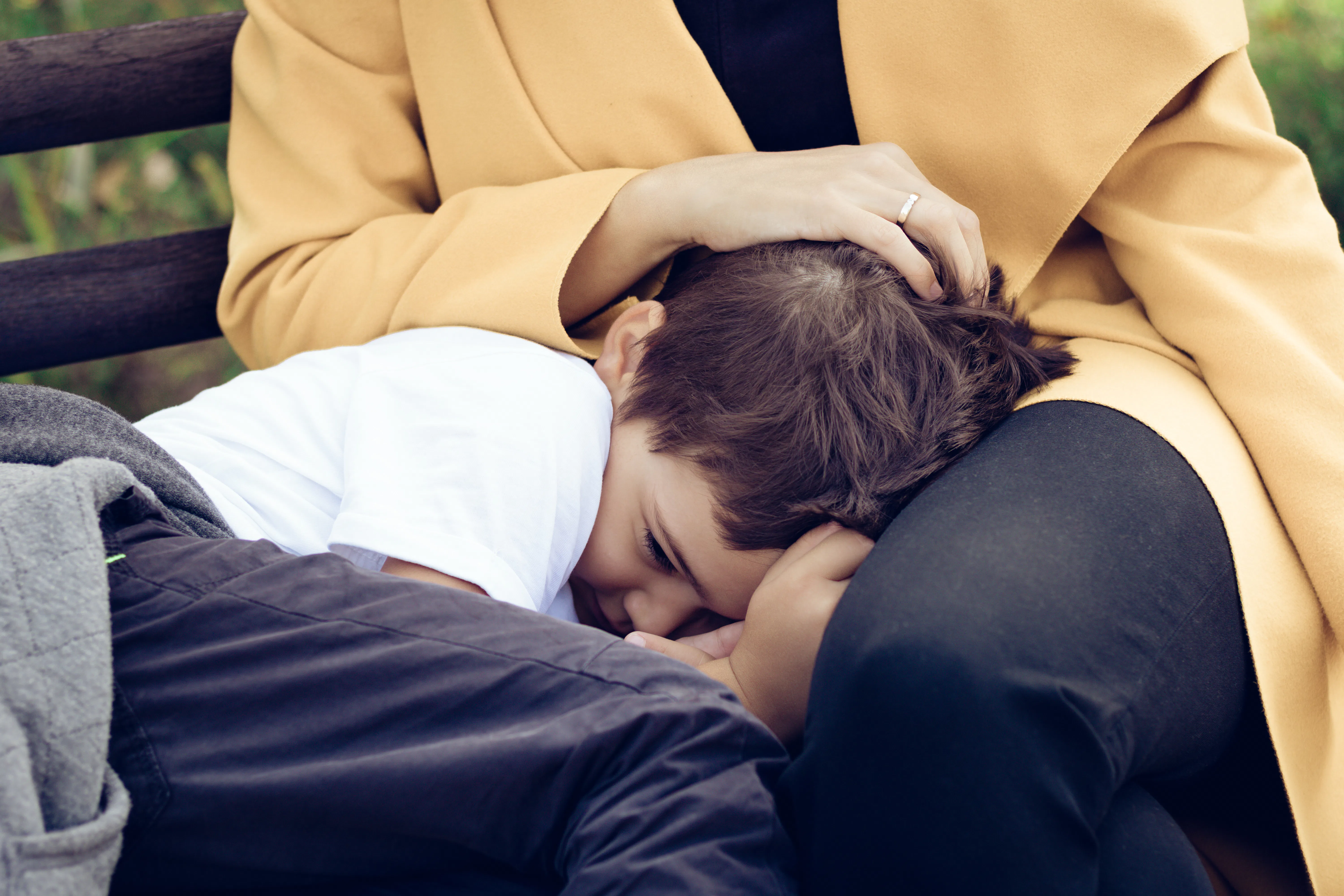How To Handle A Shy Child, According To An Expert