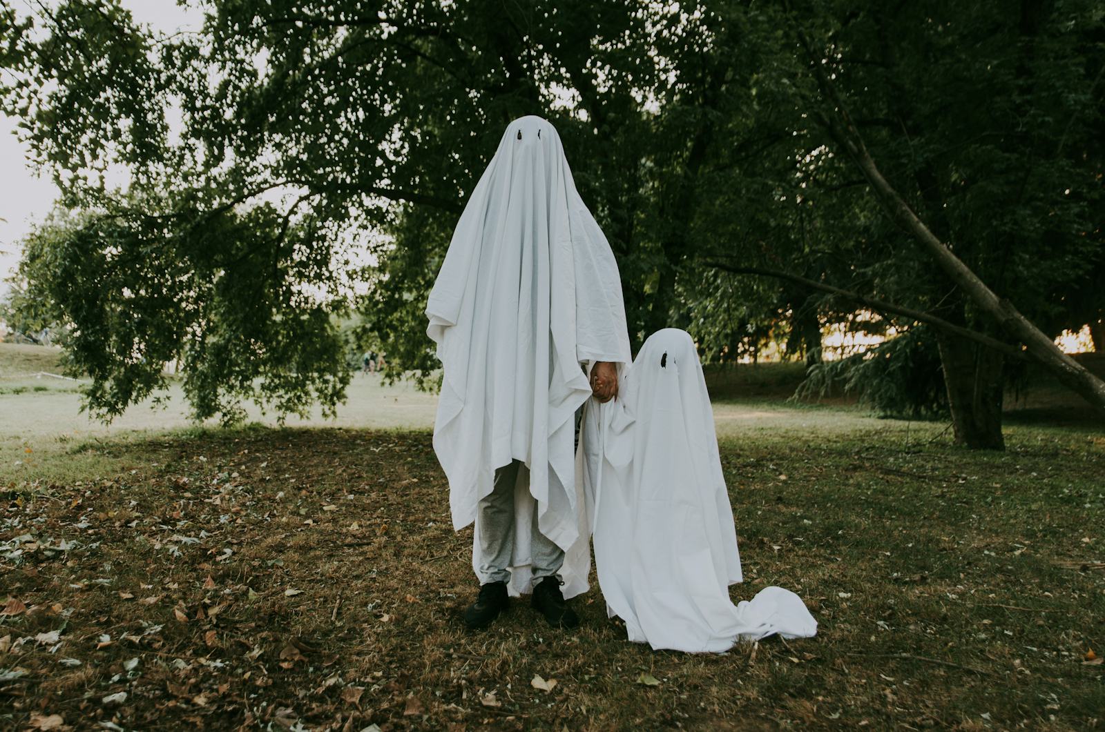 6 Ways To Avoid Being Haunted By Ghosts, According To Spiritual Mediums