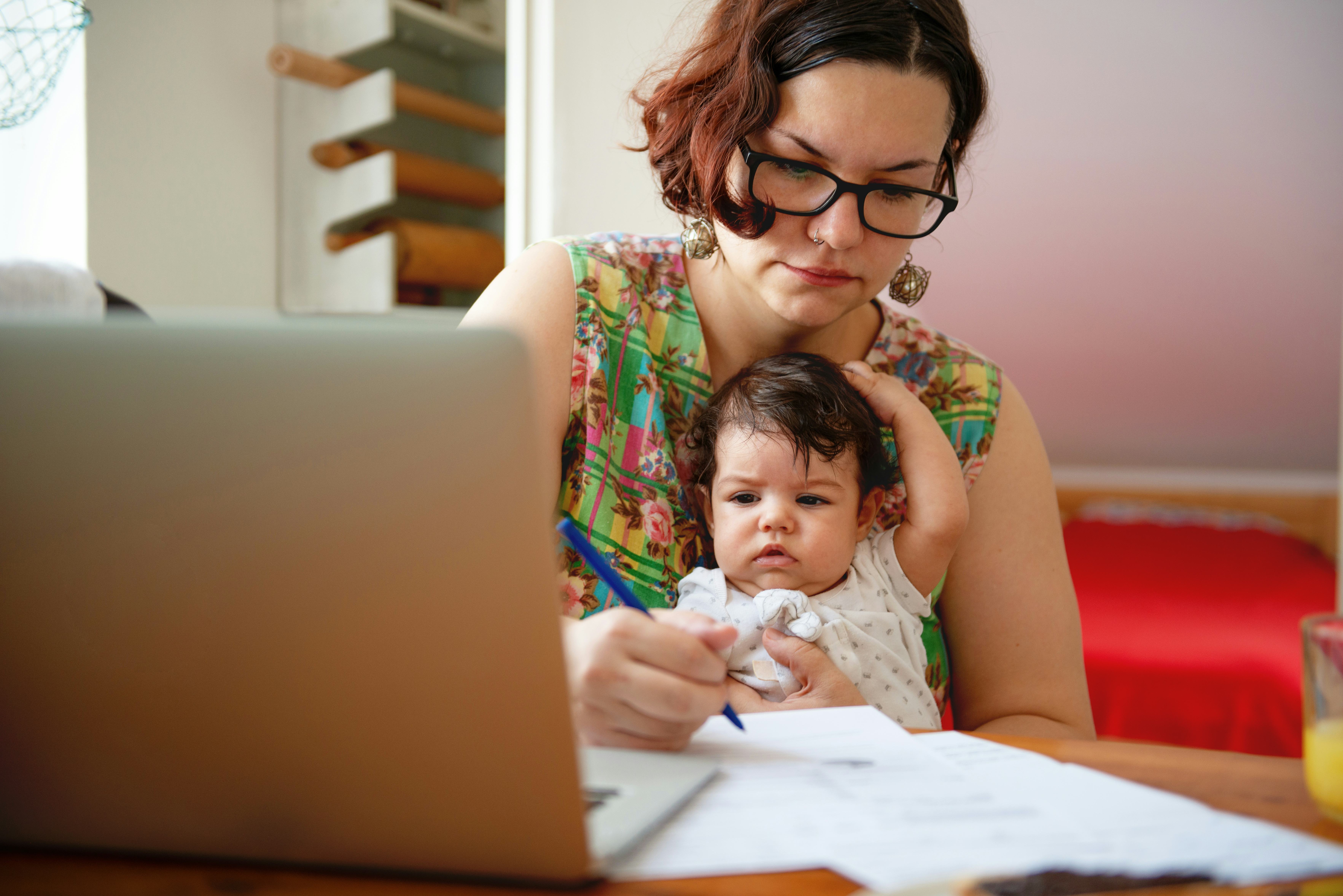 14 Hilarious Tweets About Working Moms, Because You *Need* A Laugh