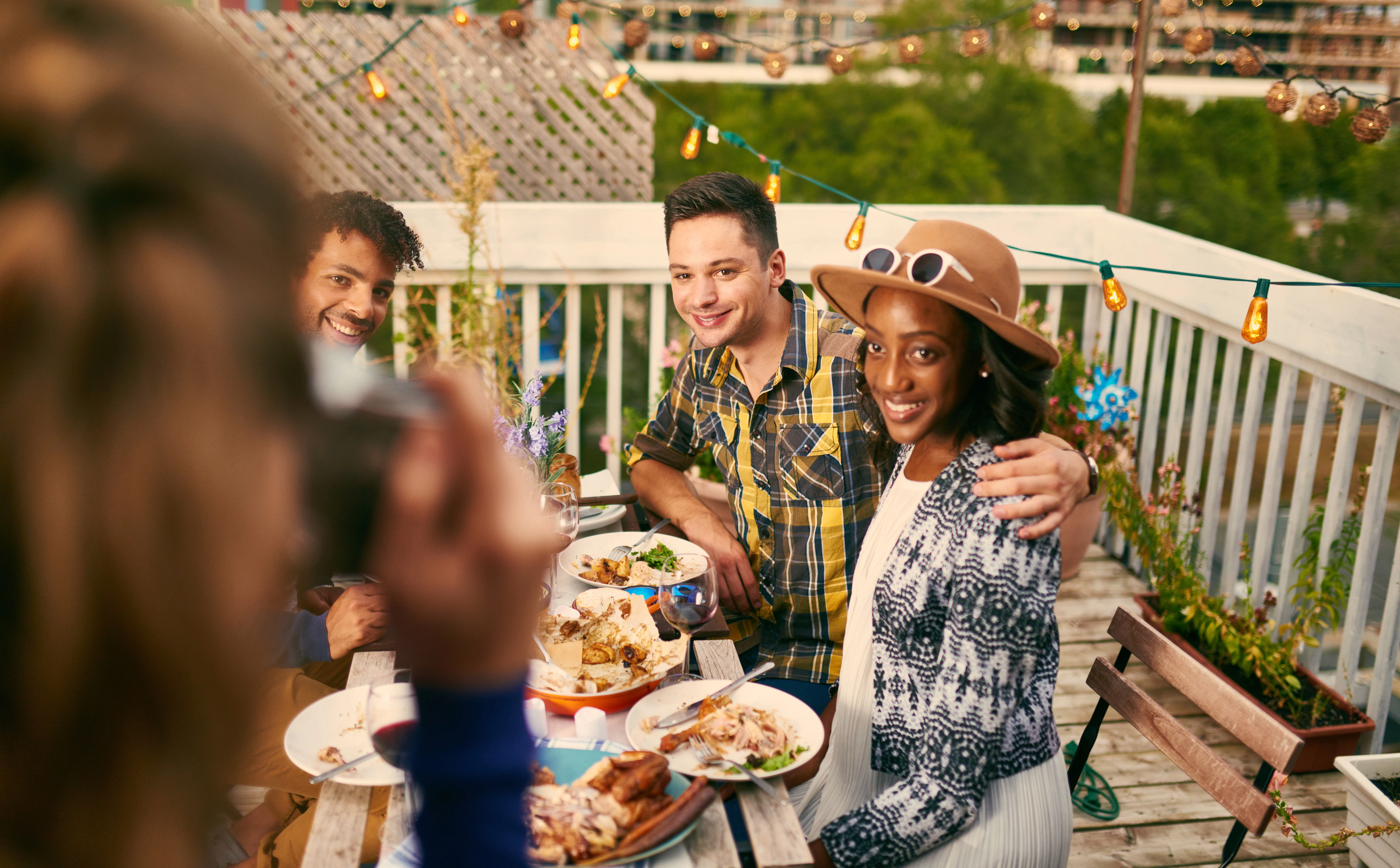 If You're The Only Single Person In A Group, Here's How To Feel Less ...
