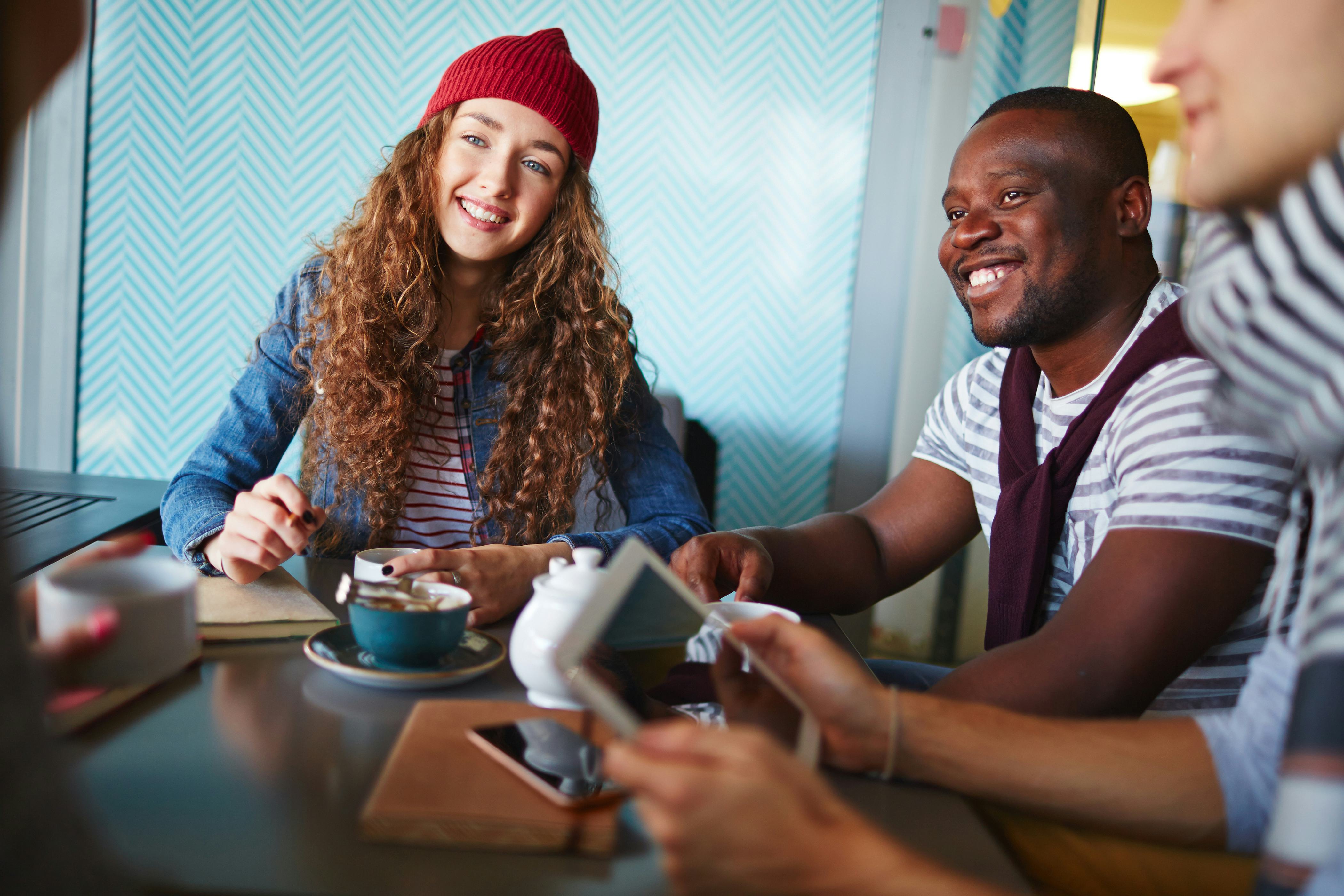 10 Apps Like Tinder For Meeting Friends Online