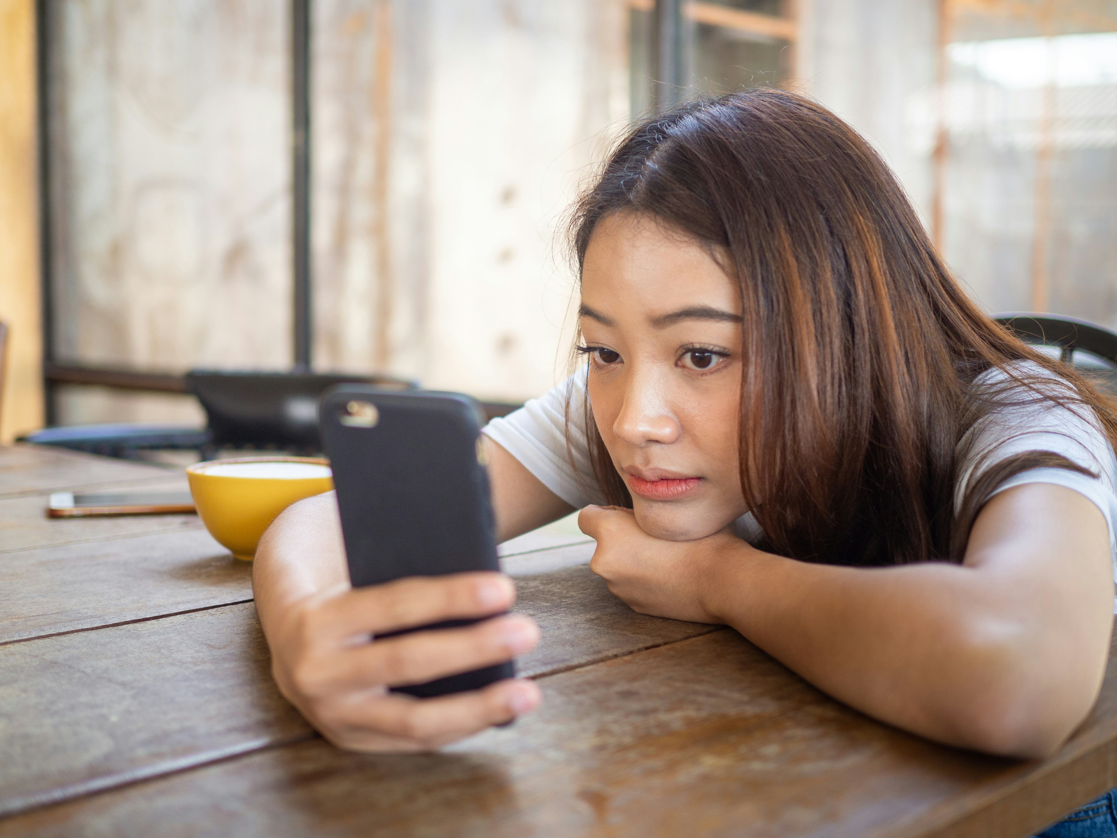 “He Texts Me Every Day But Doesn’t Make Plans” — Here’s What This Means
