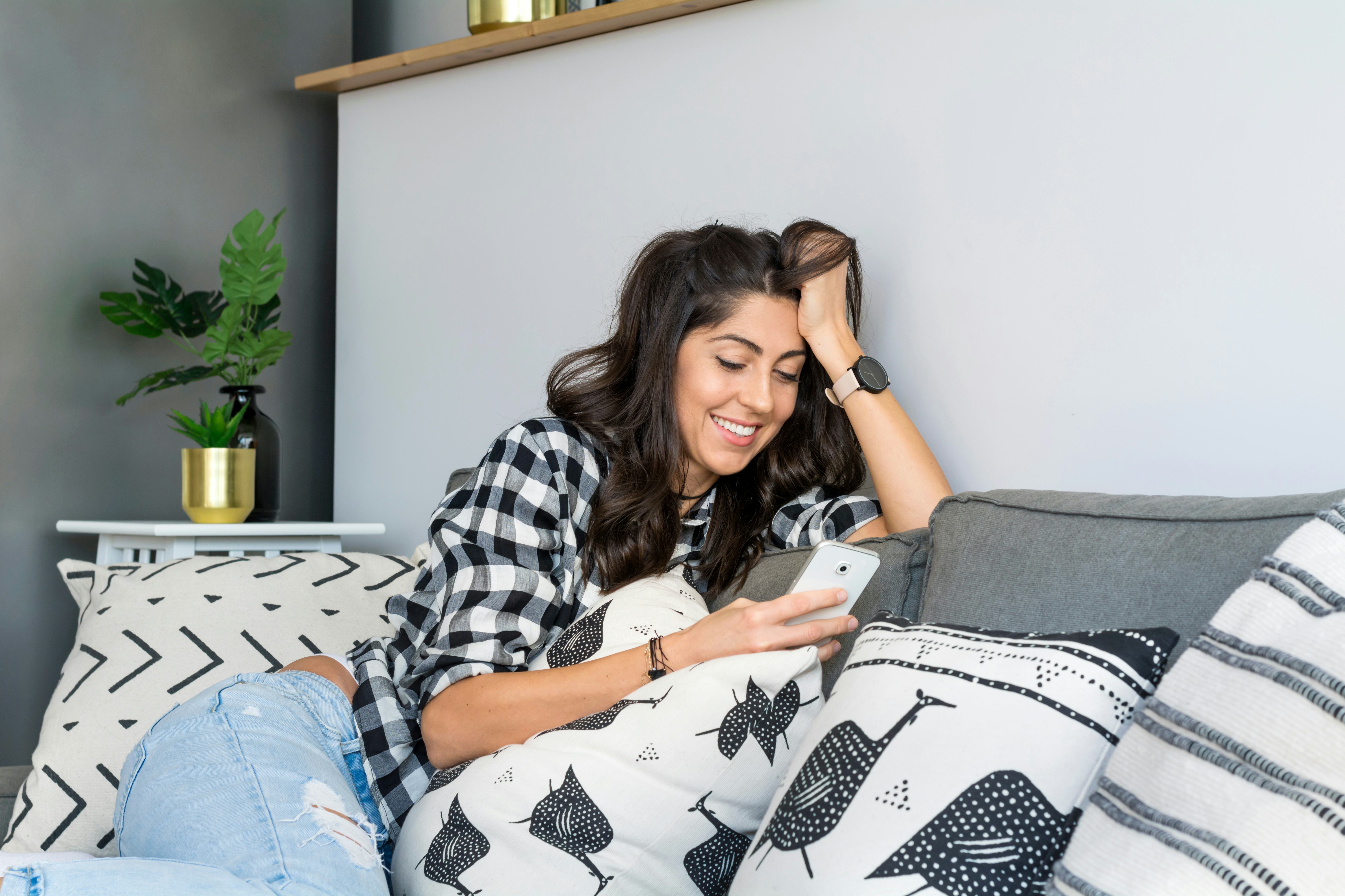 How To Slide Into Someone’s DMs & Start A Flirty Conversation