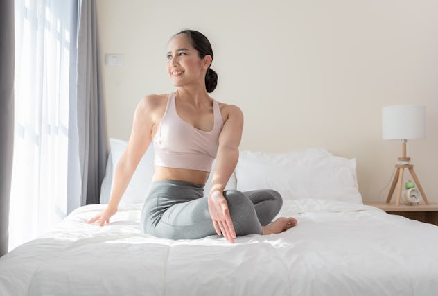 11 Stretches For Mid-Back Pain, According To Experts