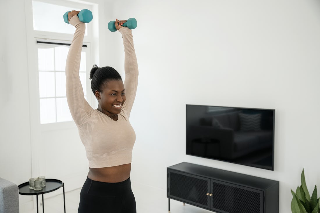 How Long Should You Rest Between Sets? Trainers Weigh In